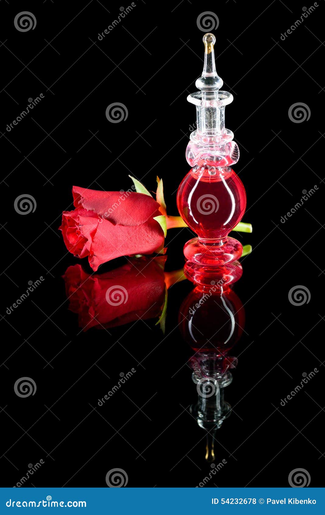 Perfume rojo foto de archivo. Imagen de cosméticos, perfume - 54232678