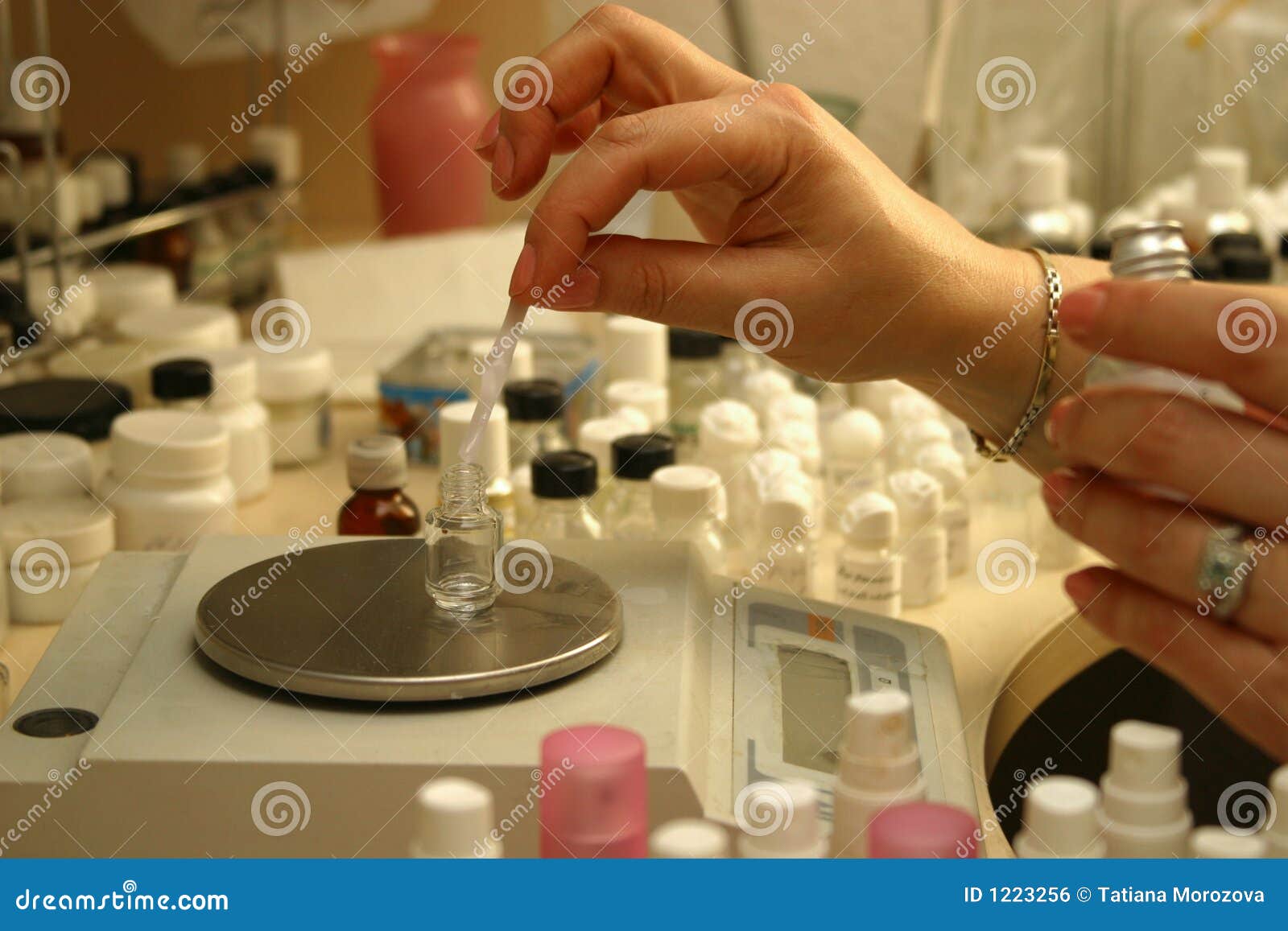 Perfumer foto de stock. Imagem de lata, pressionar, perfume - 1223256