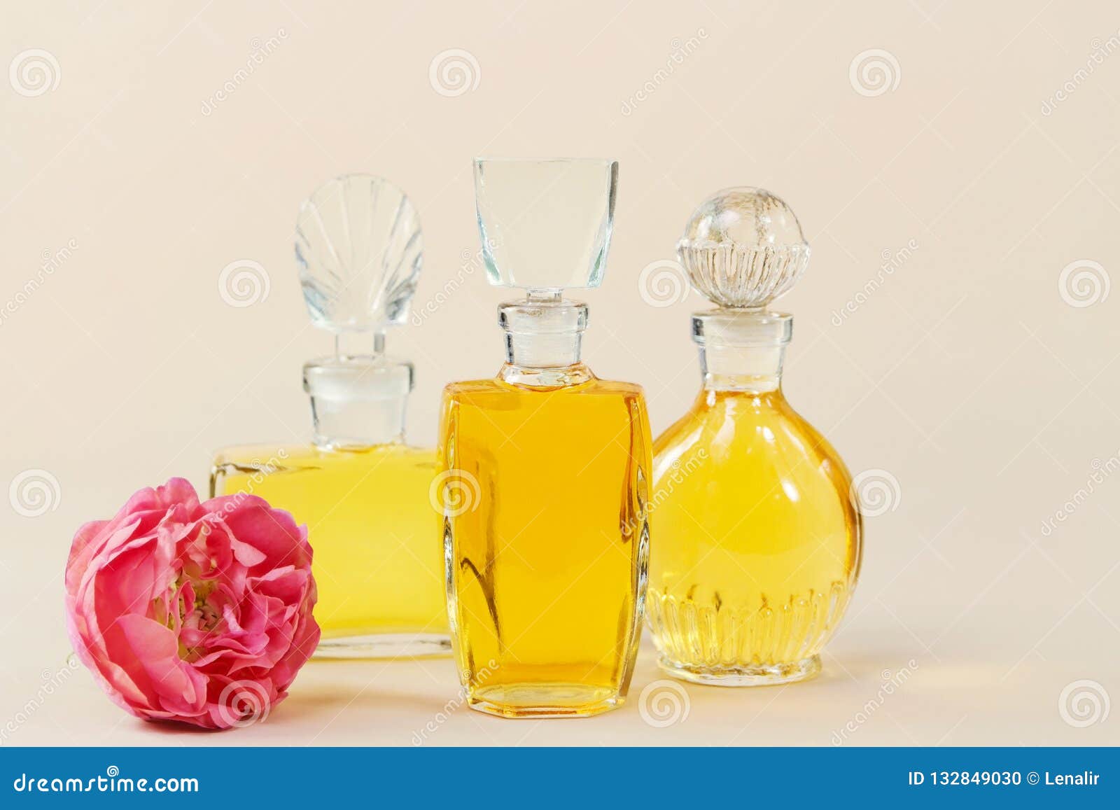 Perfumes Del Vintage Y Rosa Roja Foto de archivo - Imagen de rico, rojo ...