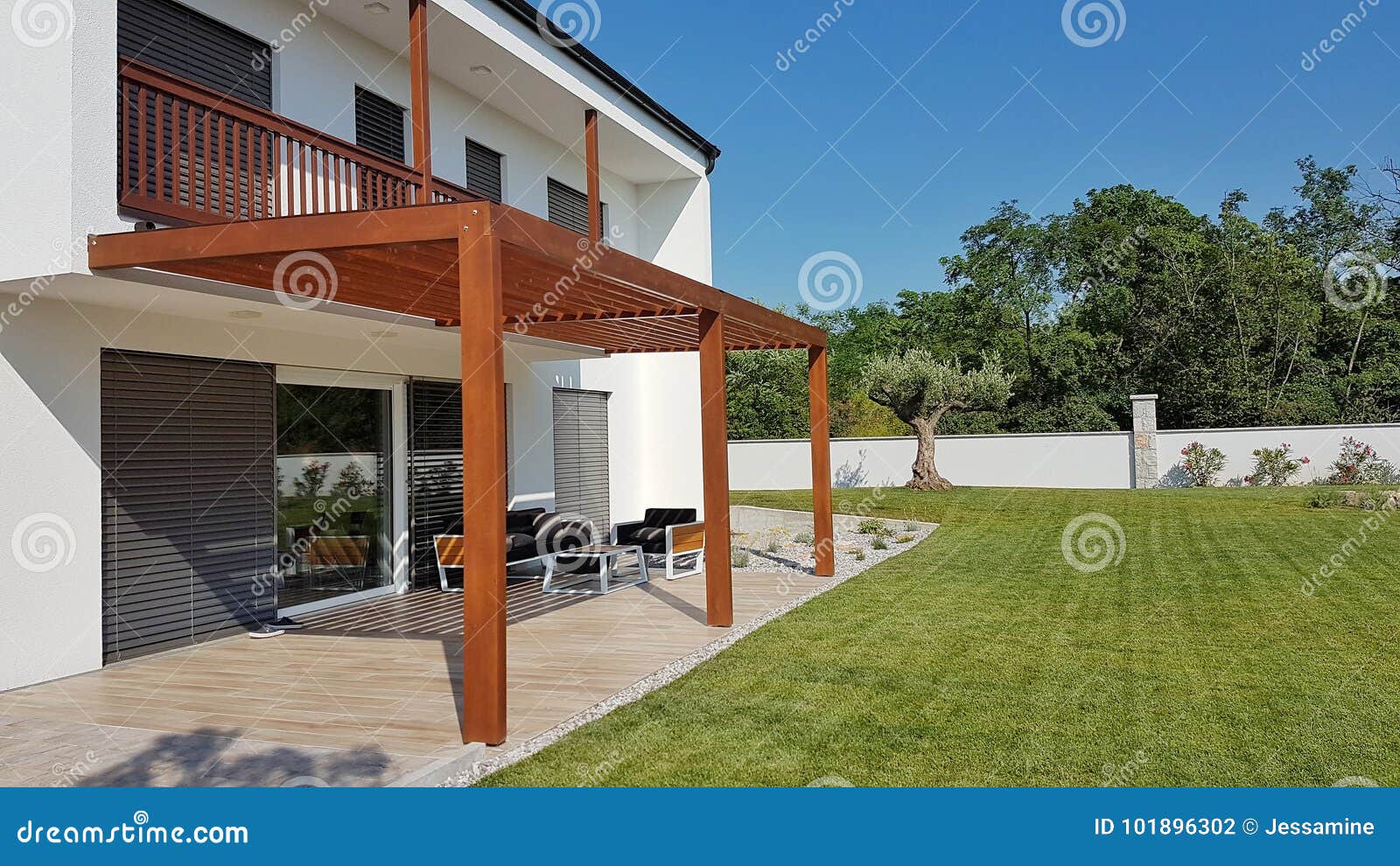Pergola sulla casa passiva fotografia stock. Immagine di lusso - 101896302