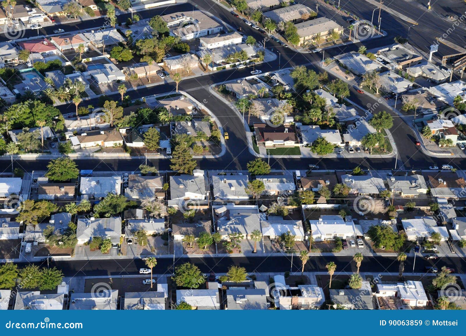 Periferia Nordamericana Con Le Strade E Le Case Tipiche Immagine Stock ...