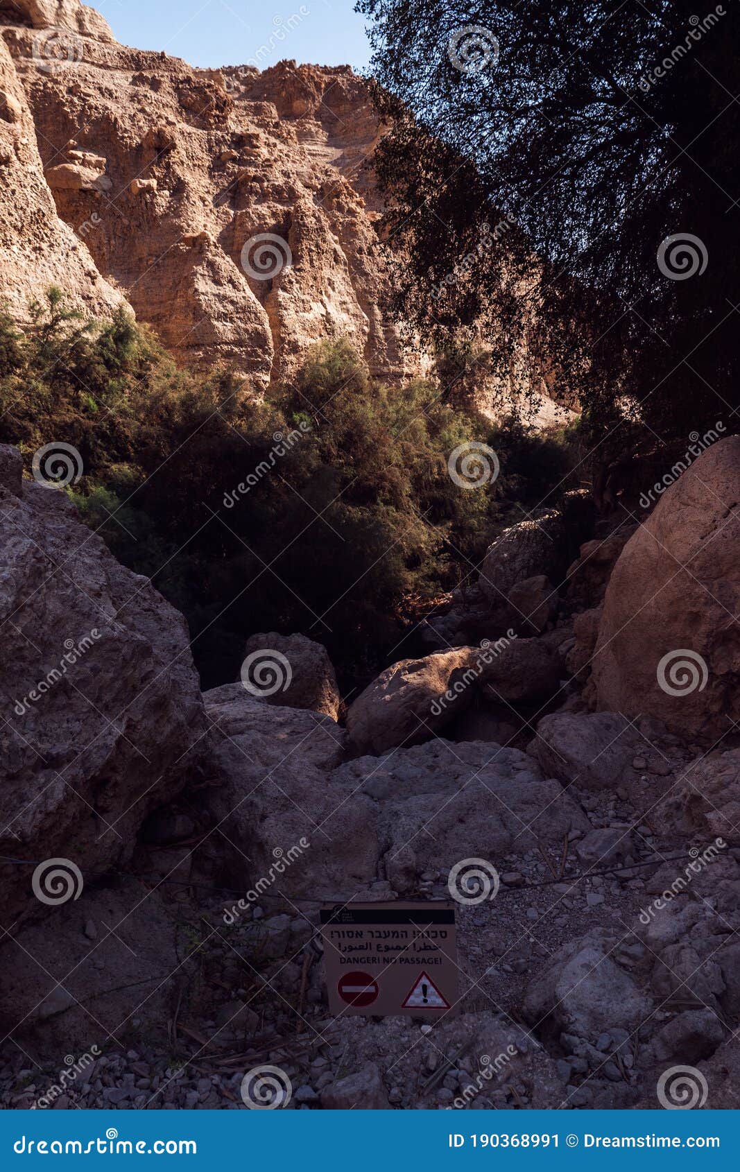 Perigo Sem Sinal De Passagem Em Gedi Israel Imagem de Stock - Imagem de ...