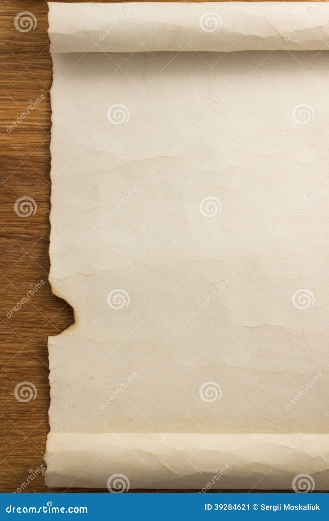 Perkamentrol op hout stock afbeelding. Image of broodje - 39284621