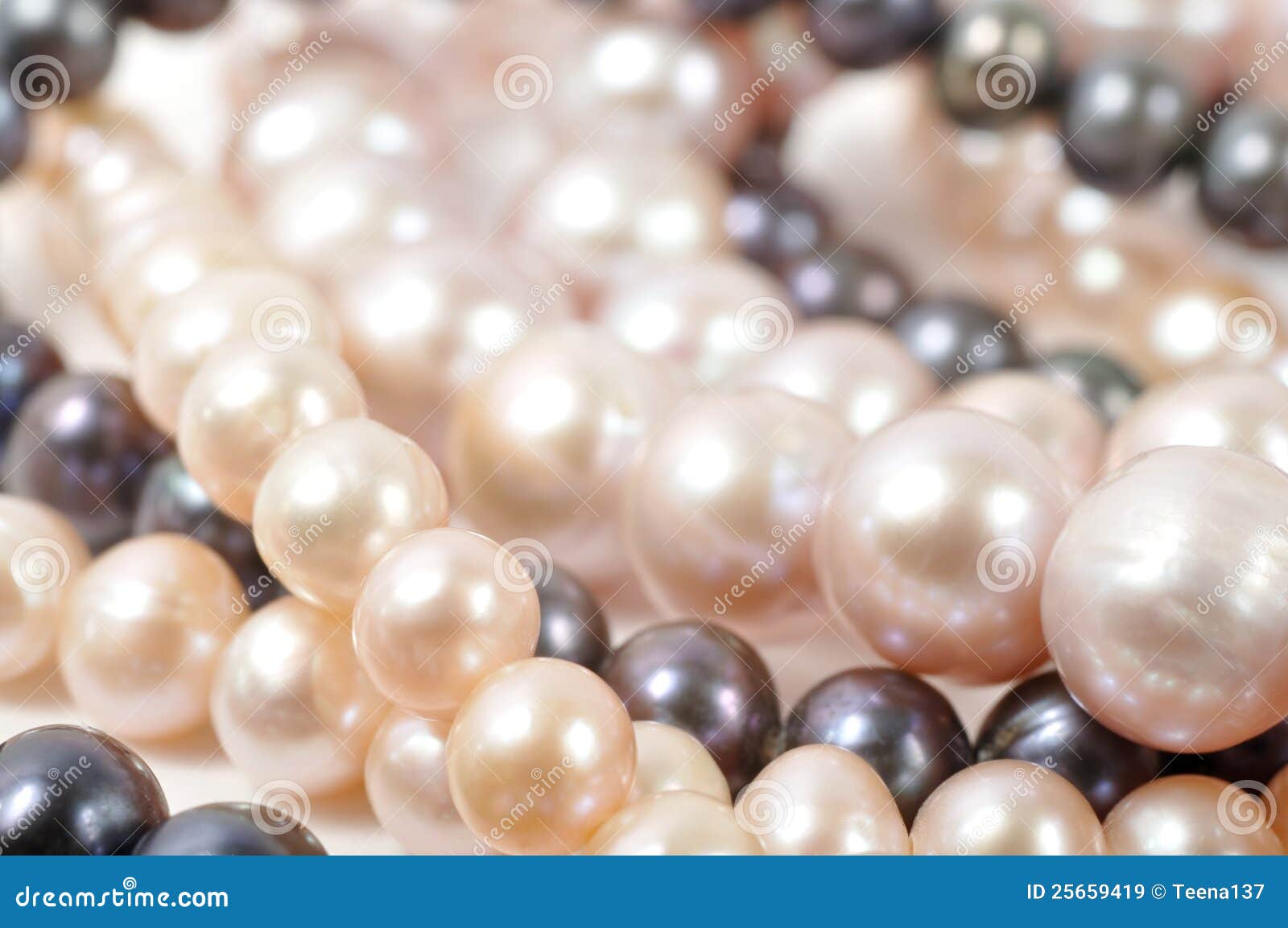 Perlas imagen de archivo. Imagen de brillo, preciosamente - 25659419