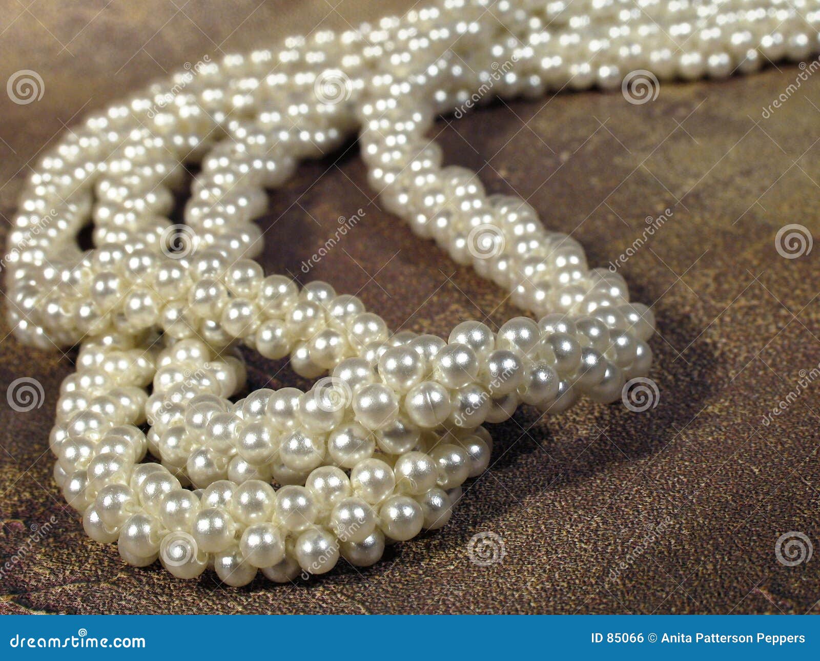 Perlas foto de archivo. Imagen de lujo, regalo, belleza - 85066