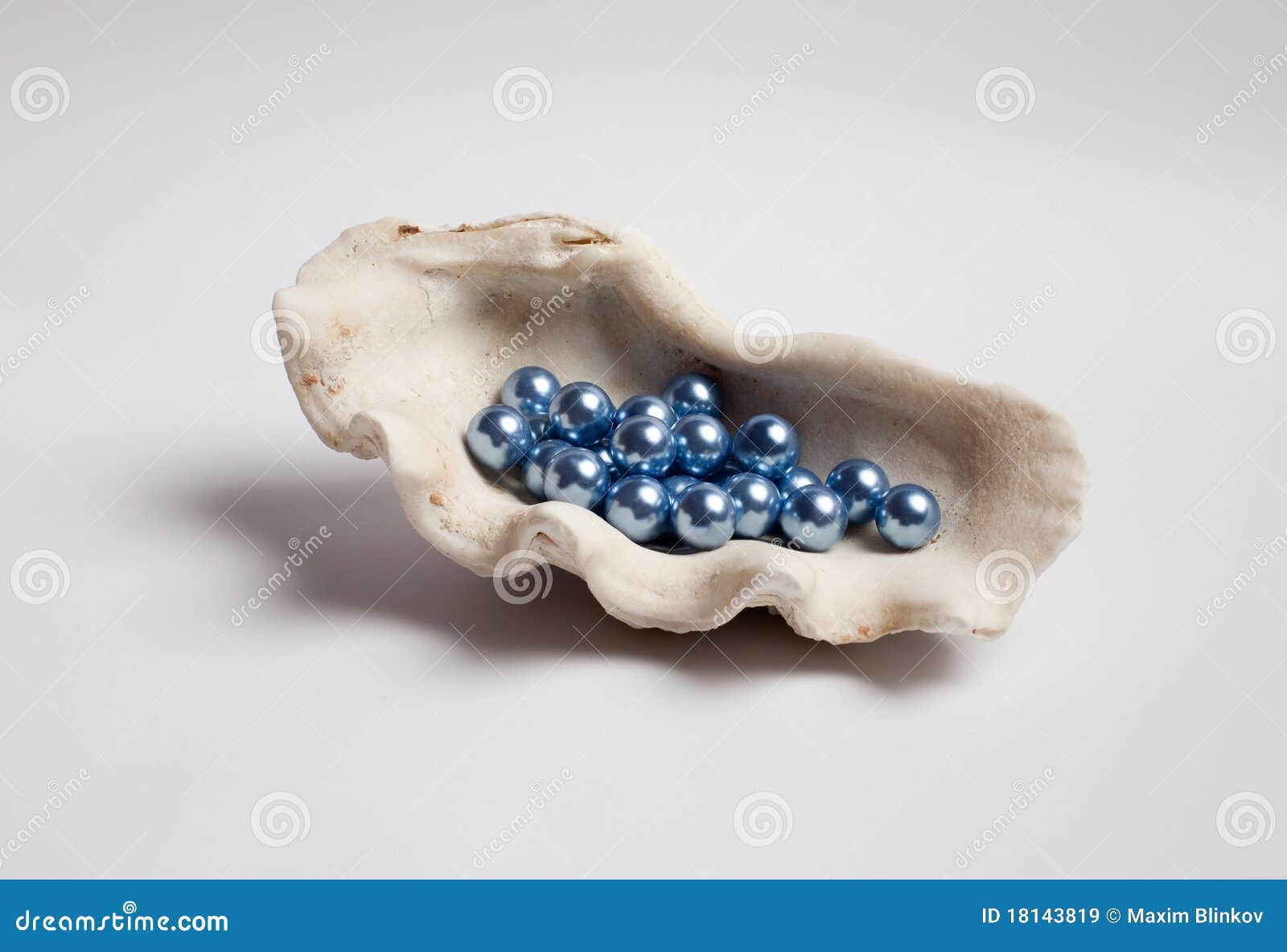 Perlas azules imagen de archivo. Imagen de regalo, fregadero - 18143819