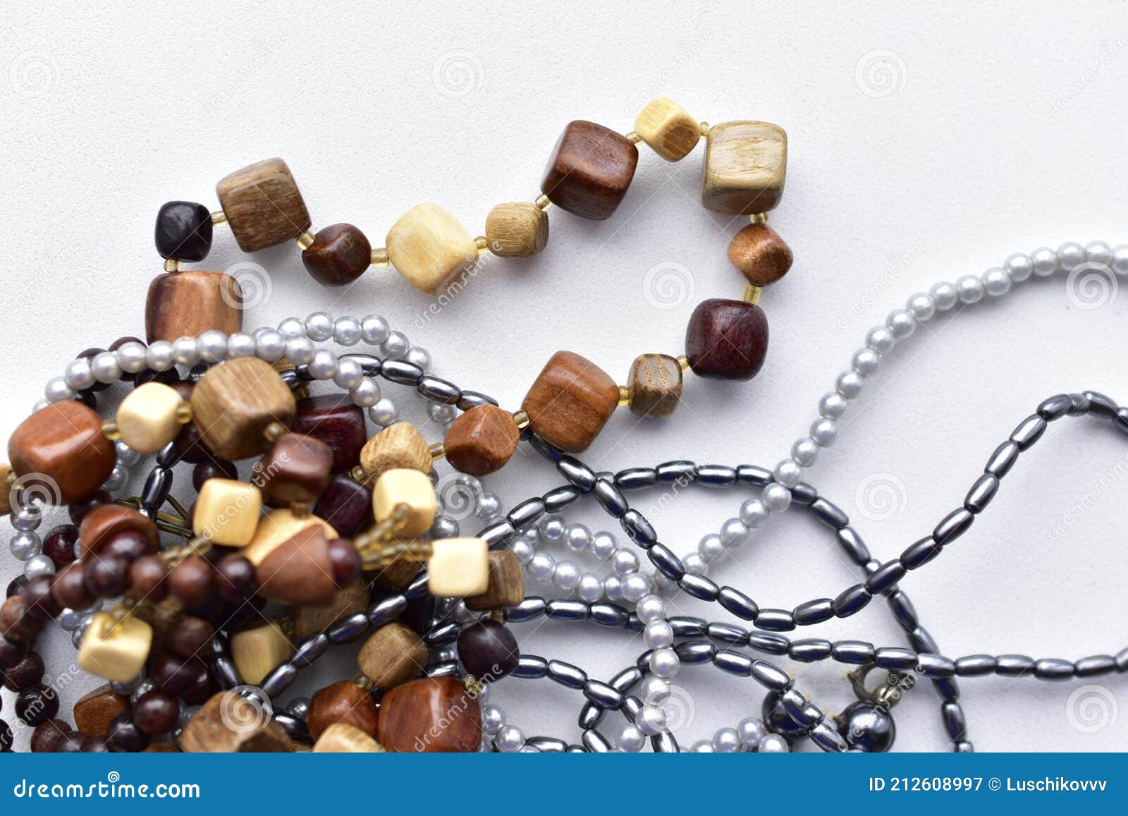Perlas Azules Y Perlas De Madera Sobre Fondo Blanco Imagen de archivo ...