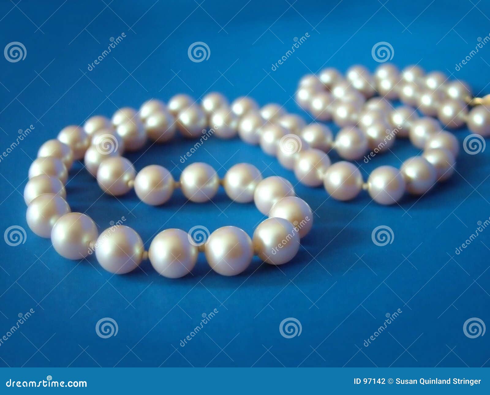 Perlas en azul foto de archivo. Imagen de hilo, costoso - 97142