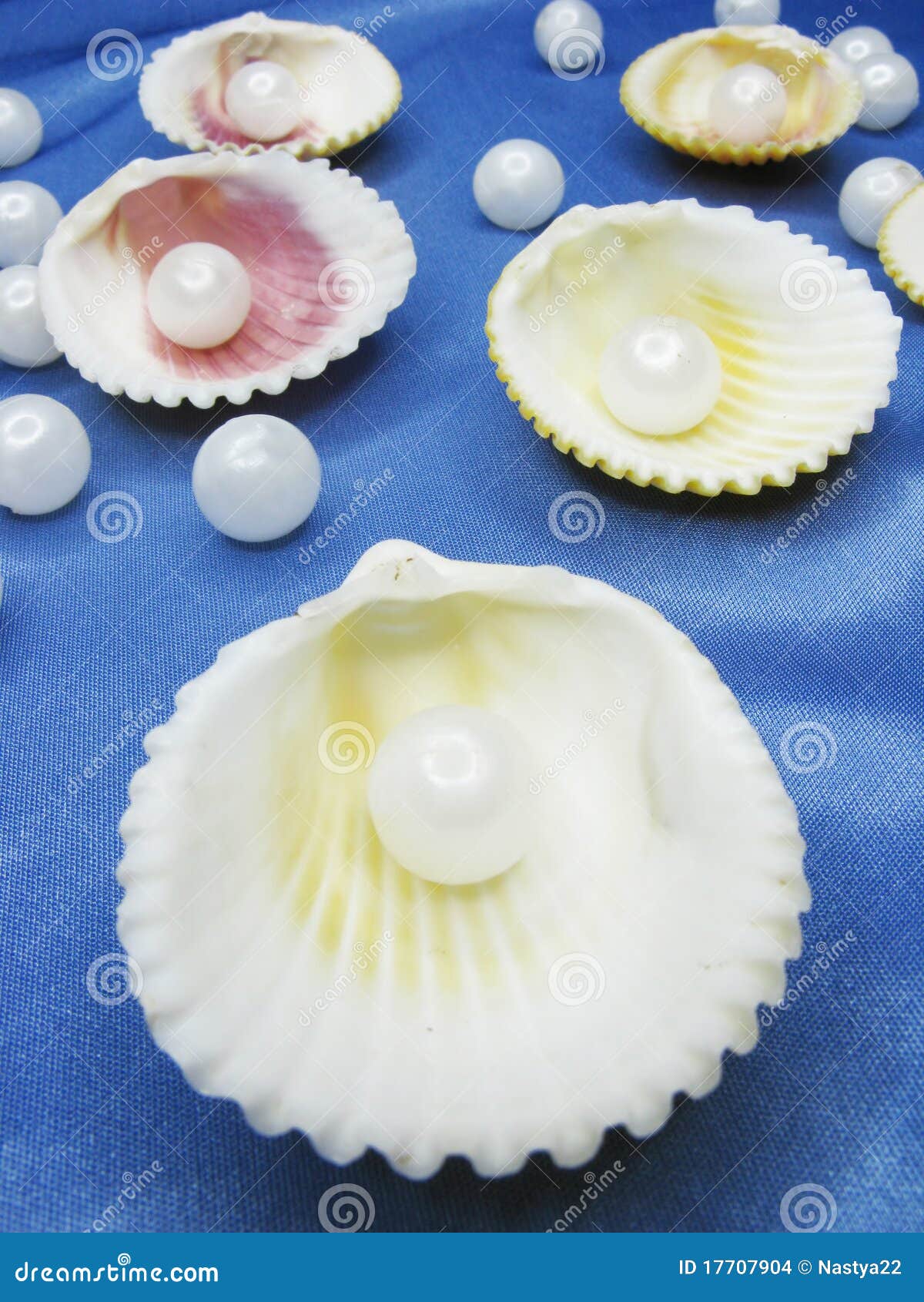 Perlas En Shelles Del Mar En Fondo Azul Foto de archivo - Imagen de ...