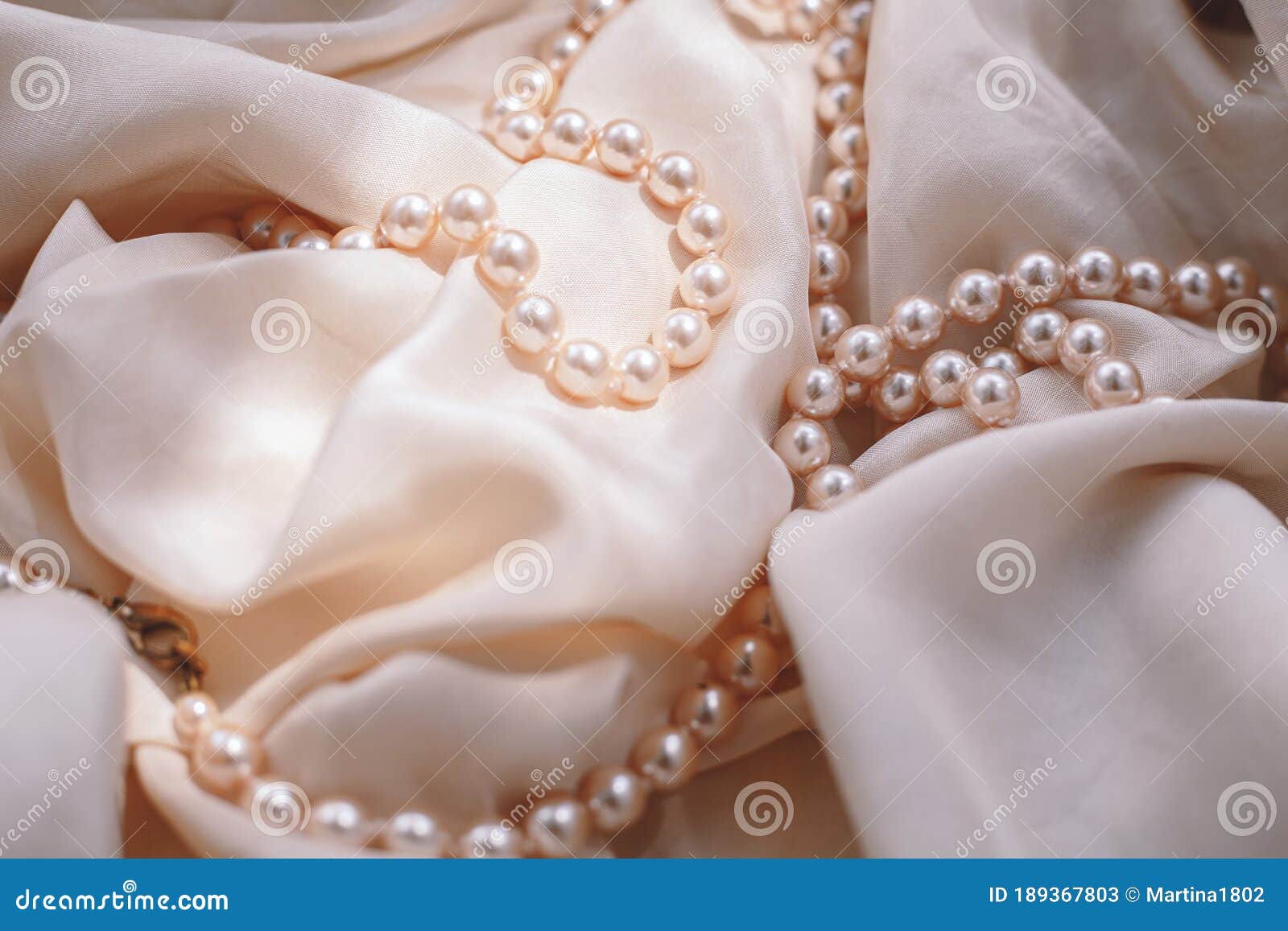 Perlas rosas imagen de archivo. Imagen de aislado, mujer - 189367803