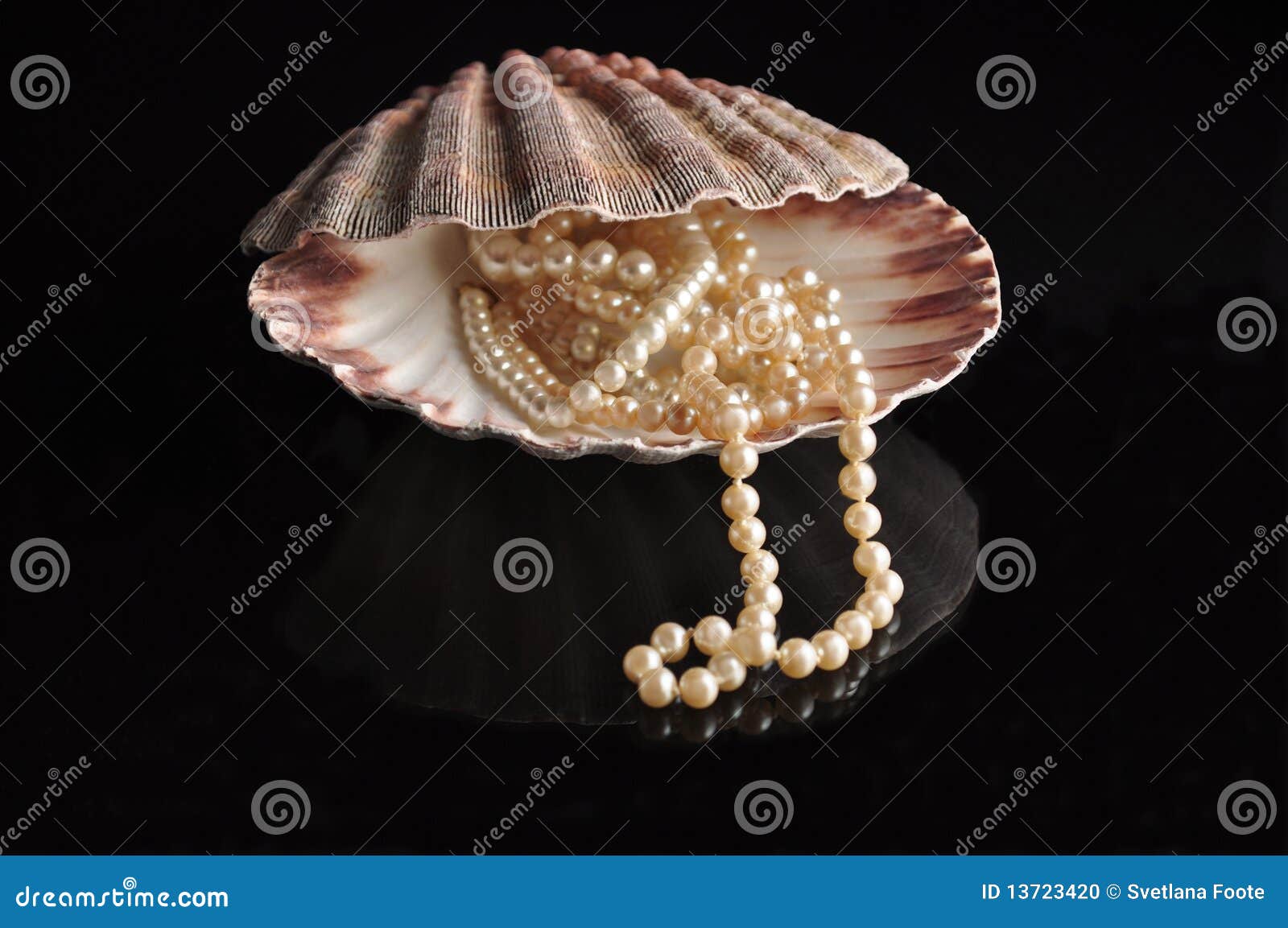 Perle photo stock. Image du couleur, chaîne, nature, lueur - 13723420