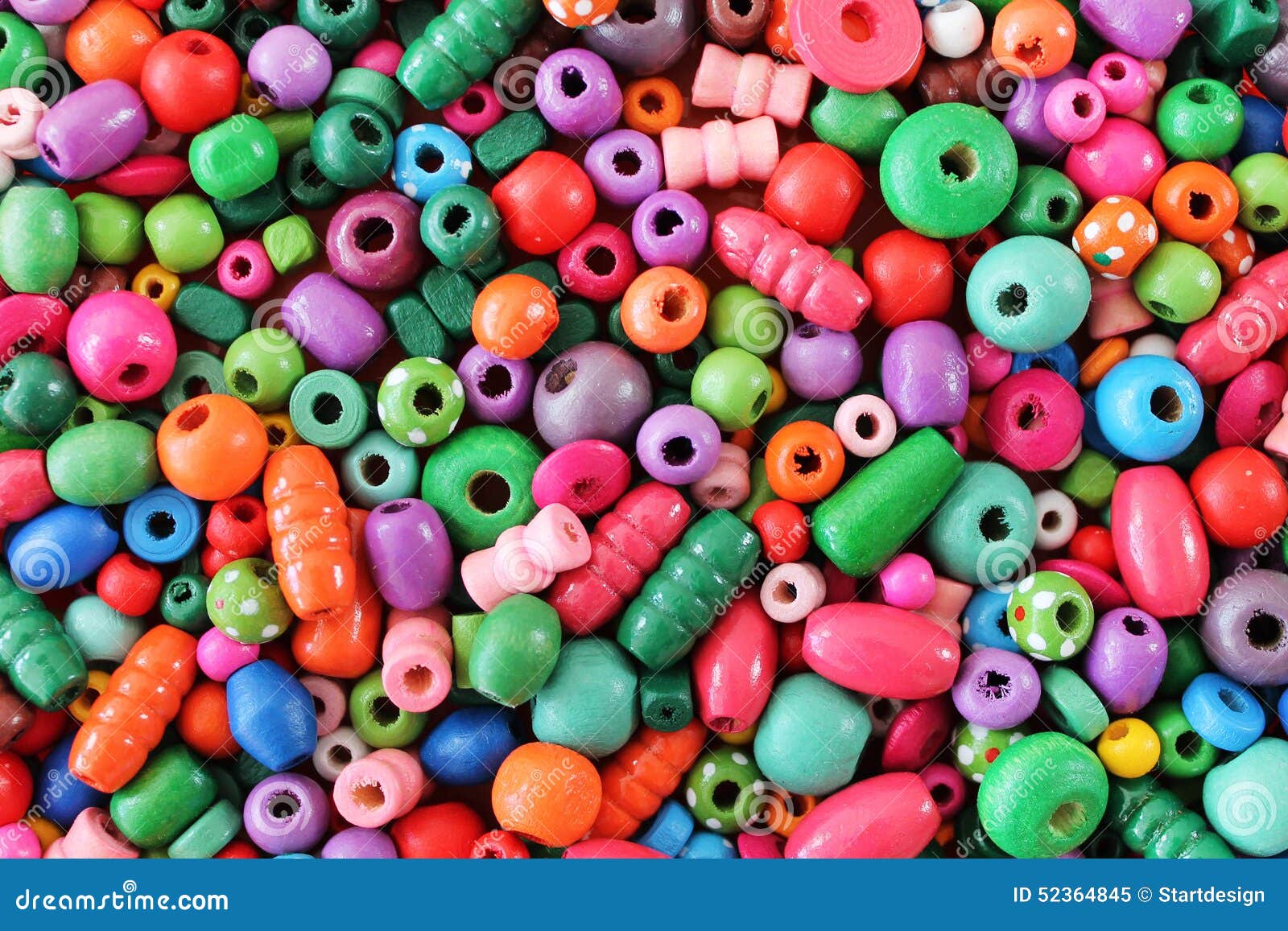 Perle multicolori di legno immagine stock. Immagine di arancione - 52364845