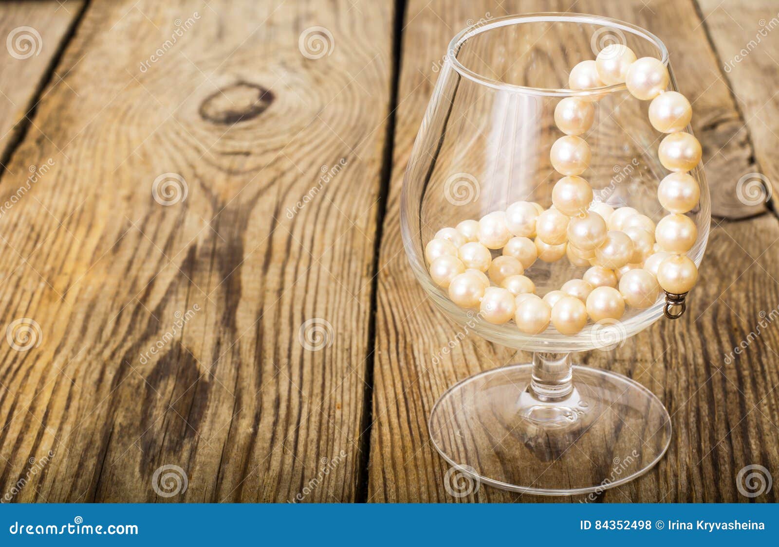 Perles Blanches De Perle Naturelle Photo stock - Image du charme ...