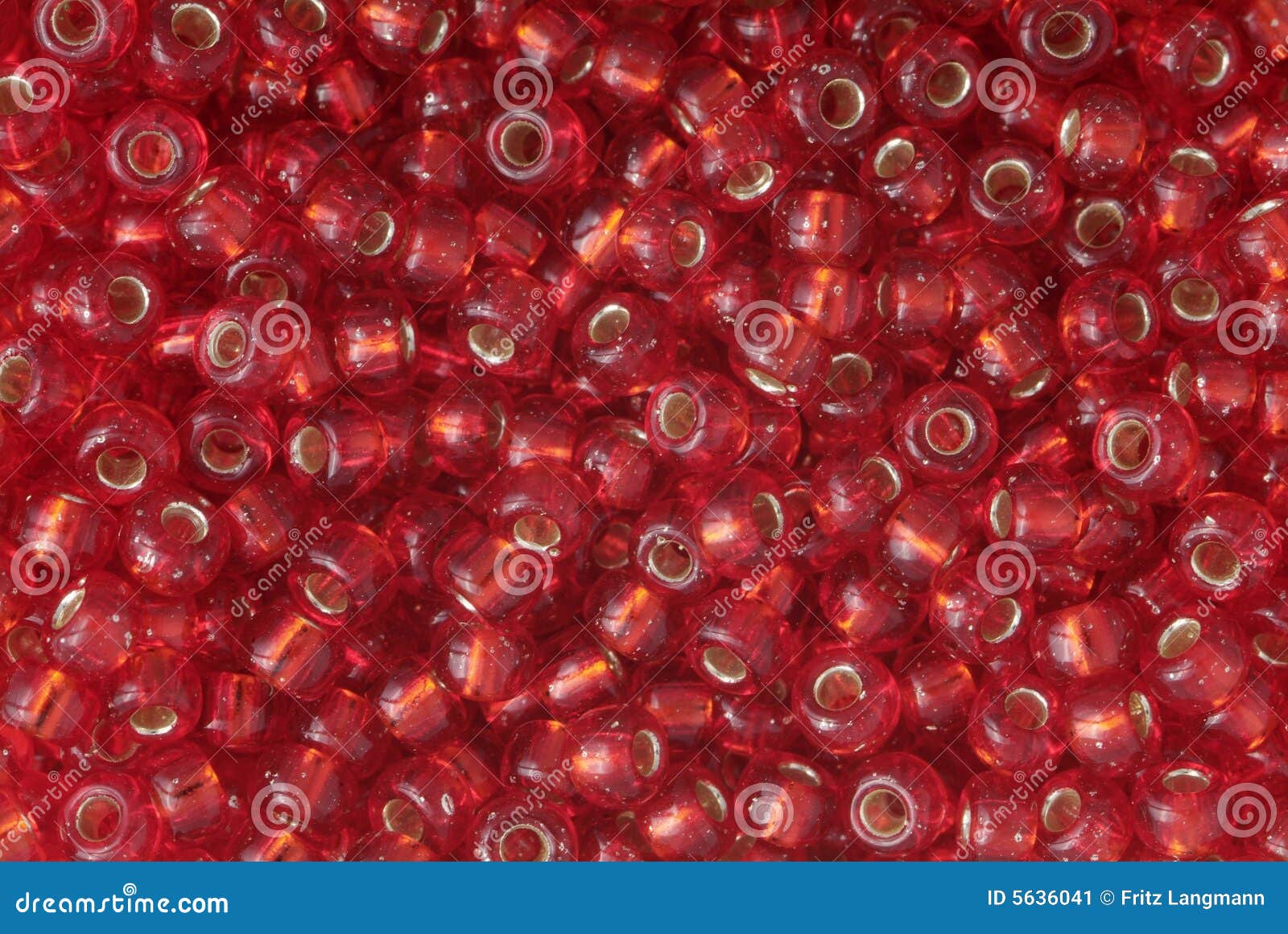Perles rouges image stock. Image du fond, rond, cercle - 5636041