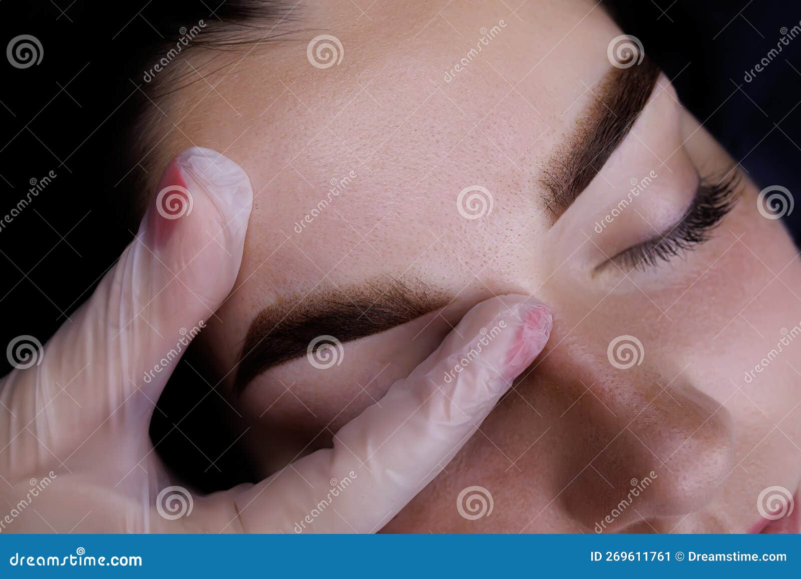 Permanent Makeup of the Eyebrows, the Fingers of the Master Stretch the ...