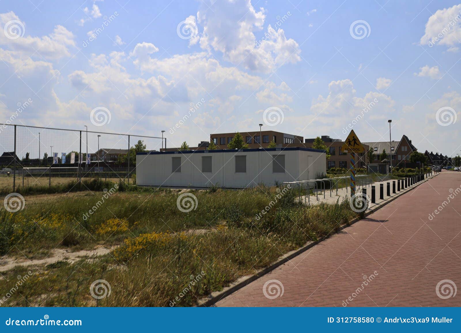 Permanent and Temporary Buildings for Primary School in Moerkapelle ...
