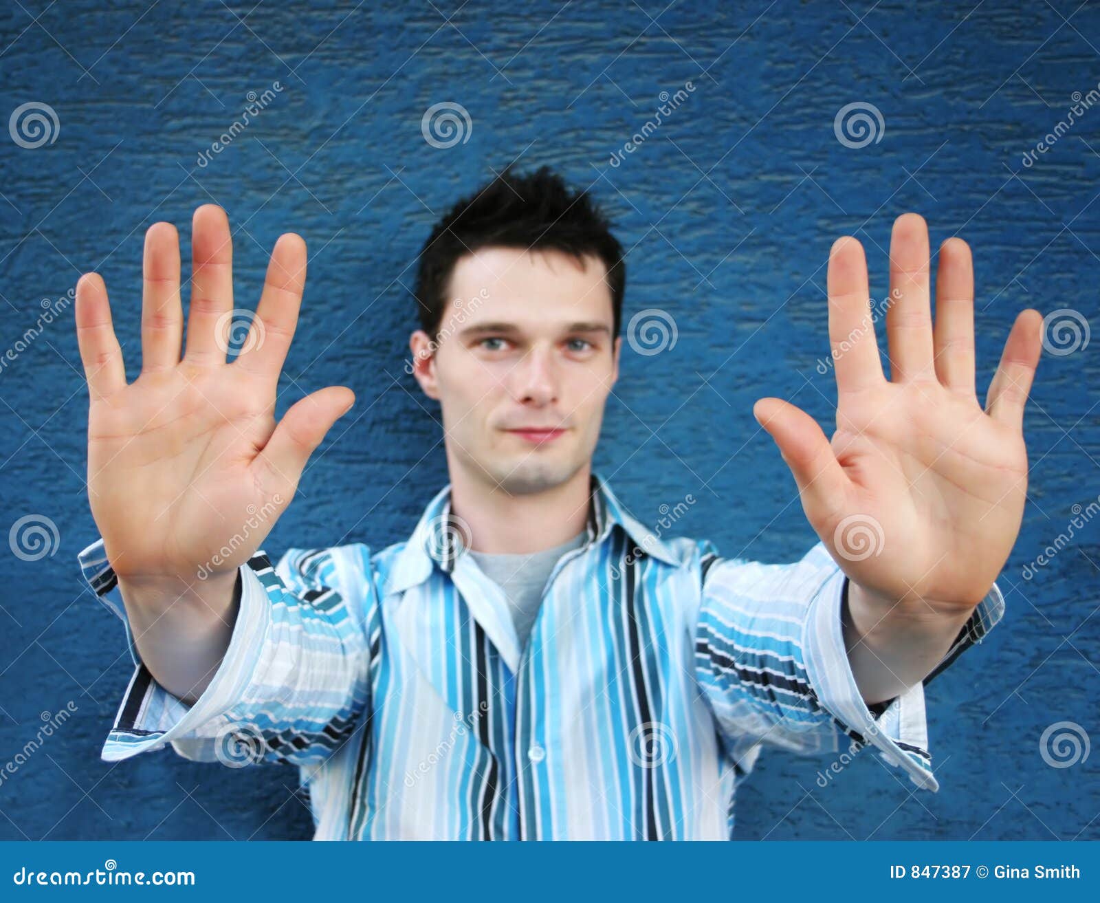 Permanezca lejos imagen de archivo. Imagen de cobarde, manos - 847387