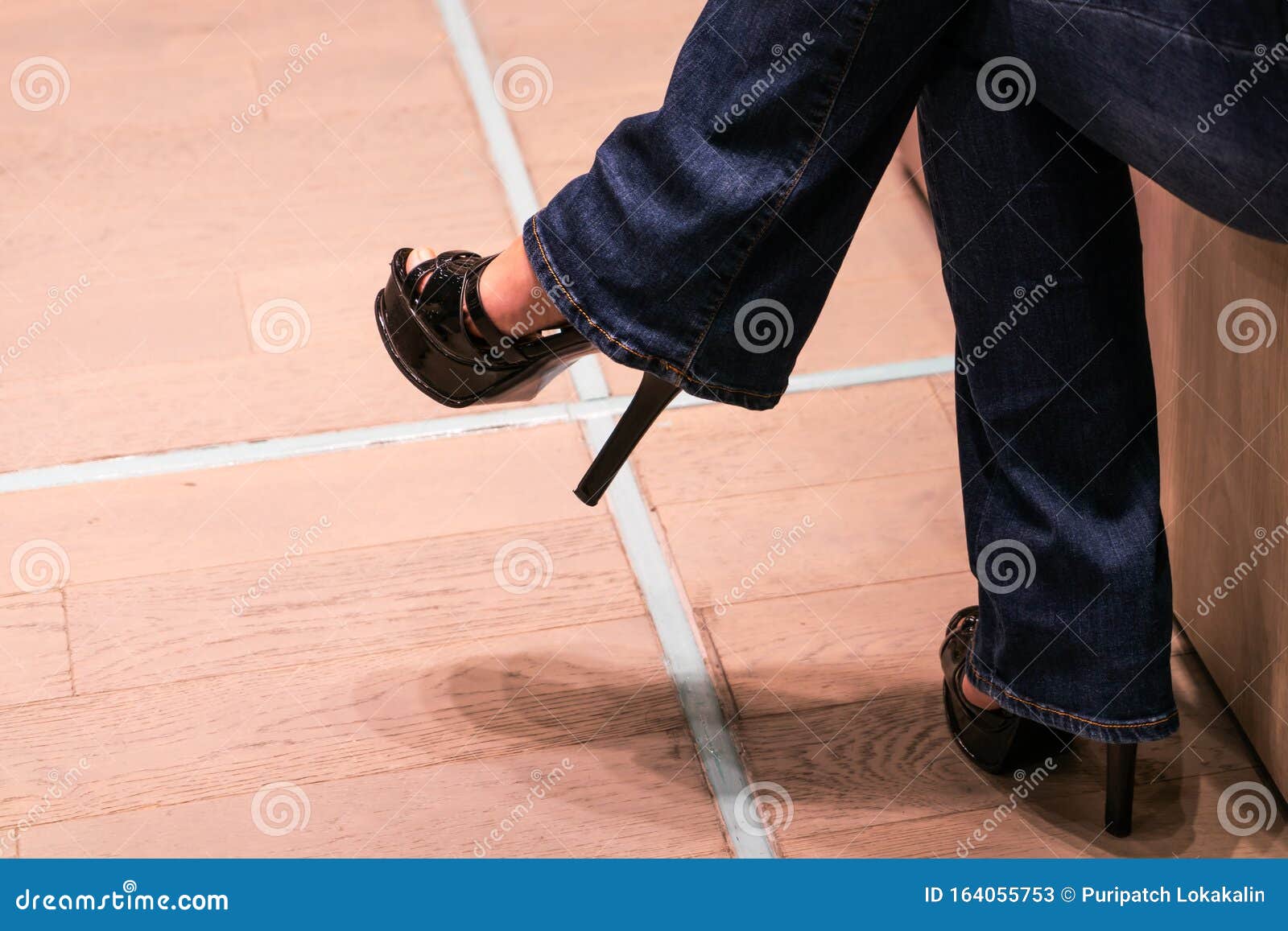 Pernas De Uma Mulher Sentada De Pernas Cruzadas Imagem de Stock ...