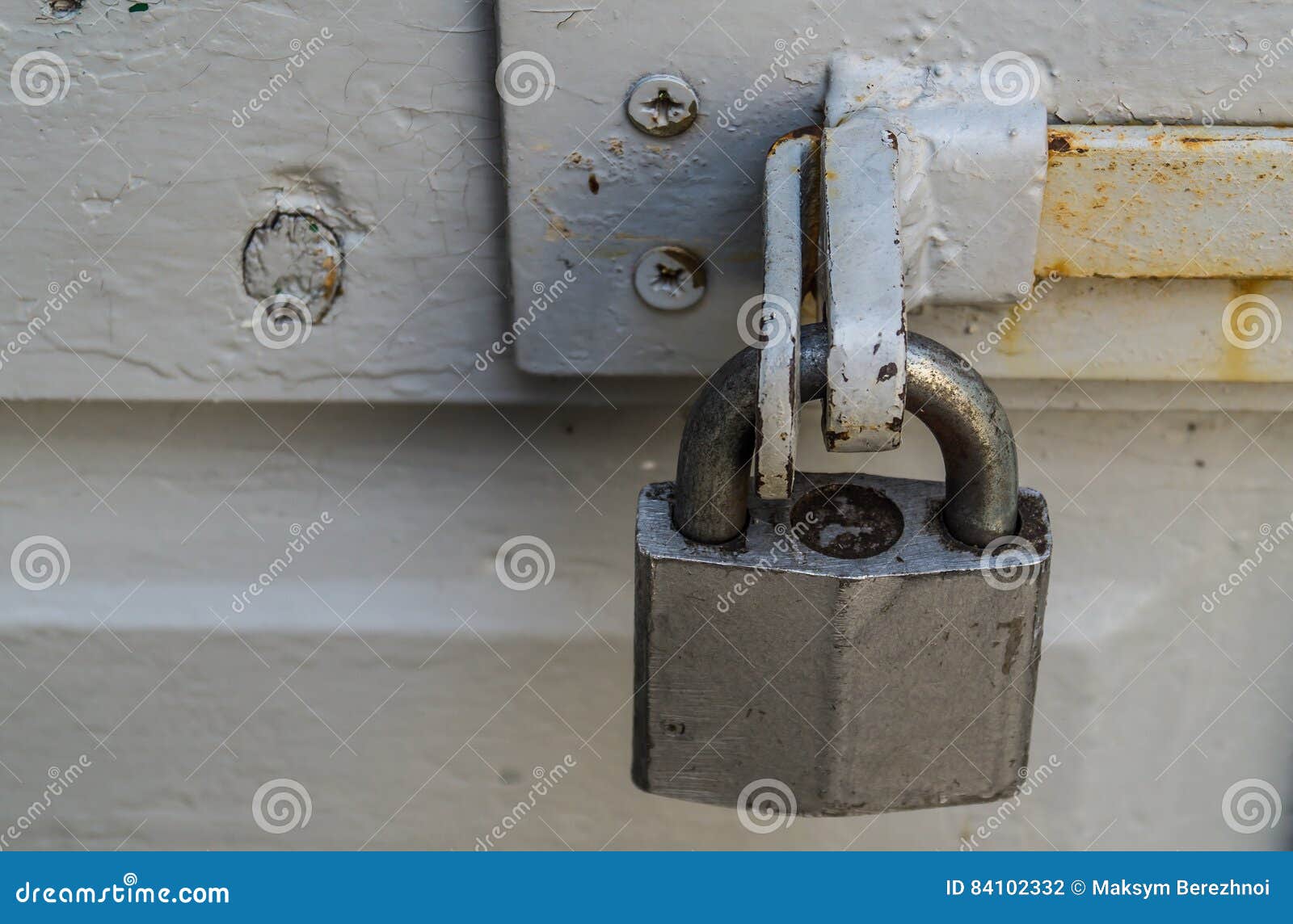 Perno y candado viejos foto de archivo. Imagen de seguridad - 84102332