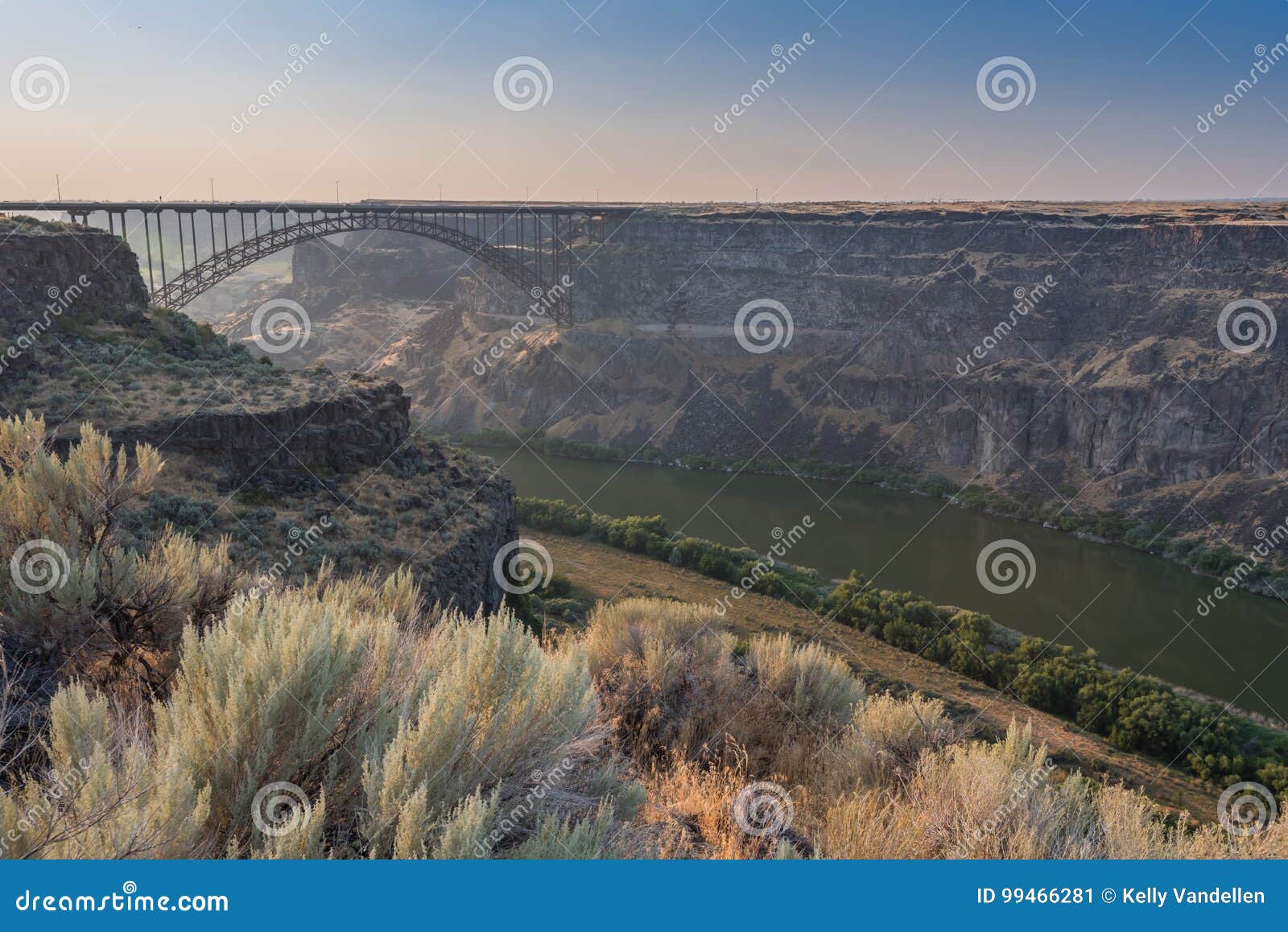 Perrine Bridge Spans the Canyon Boven De Slangrivier Stock Afbeelding ...