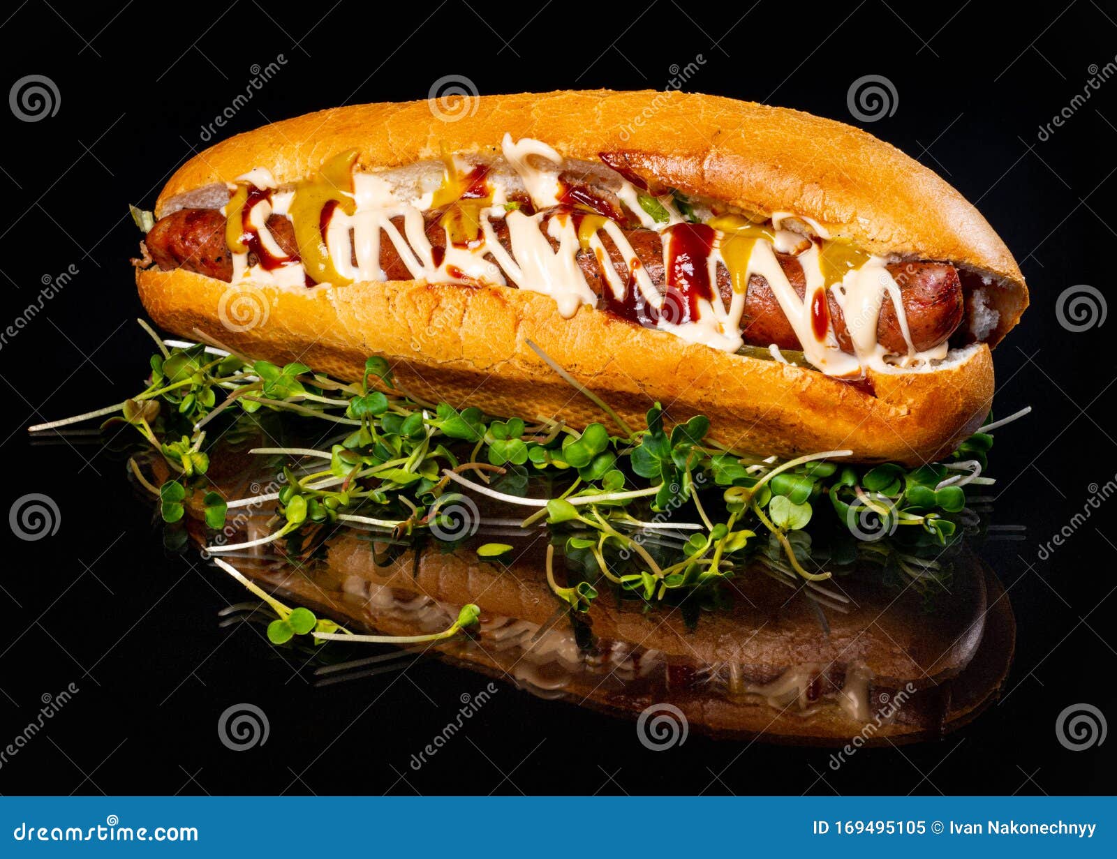 Perro caliente con salsa imagen de archivo. Imagen de caliente - 169495105