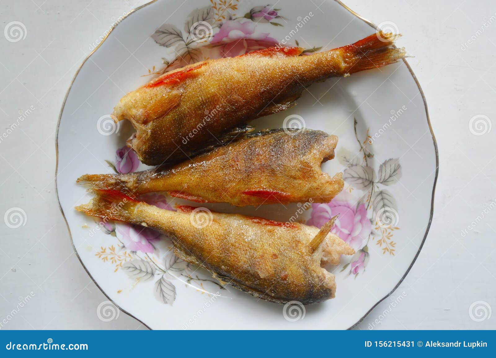 Perro frito en una placa imagen de archivo. Imagen de perca - 156215431