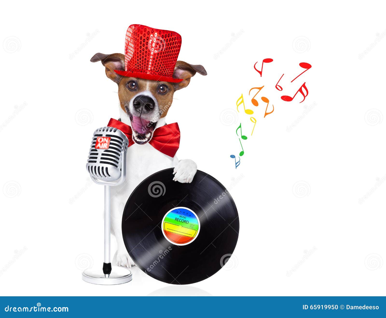 Perro Que Canta Con El Micrófono Foto de archivo - Imagen de estallido ...