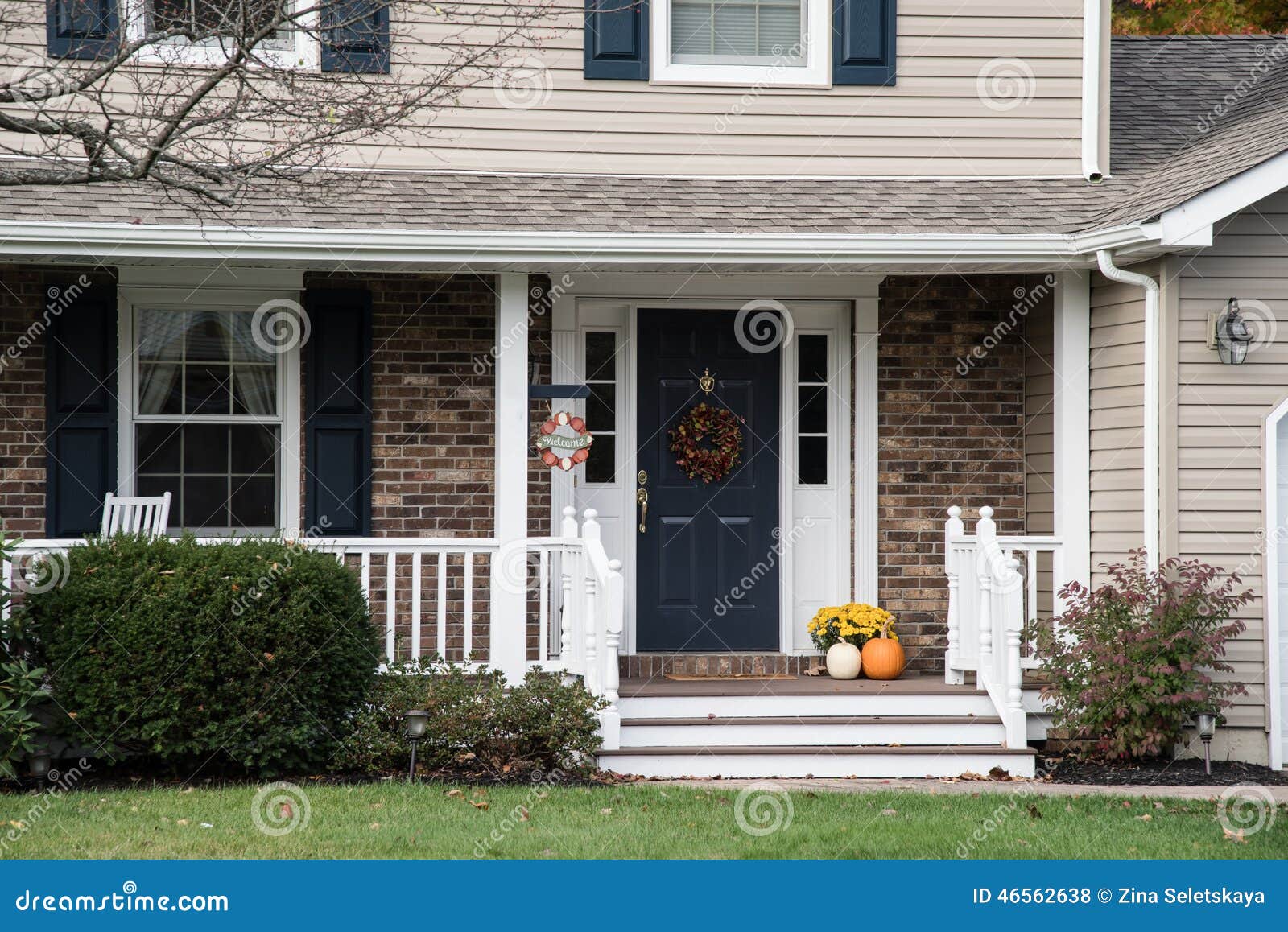 Perron De Maison Resedential Avec Des Décorations D'automne Photo stock ...