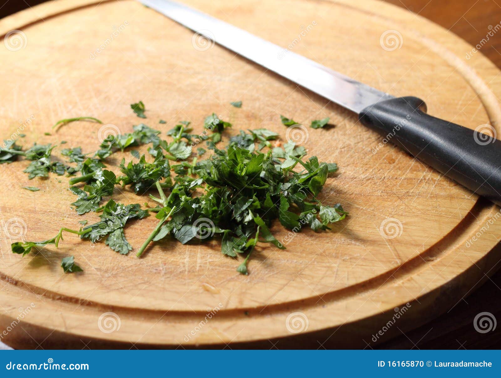 Persil coupé photo stock. Image du bois, couteau, frais - 16165870