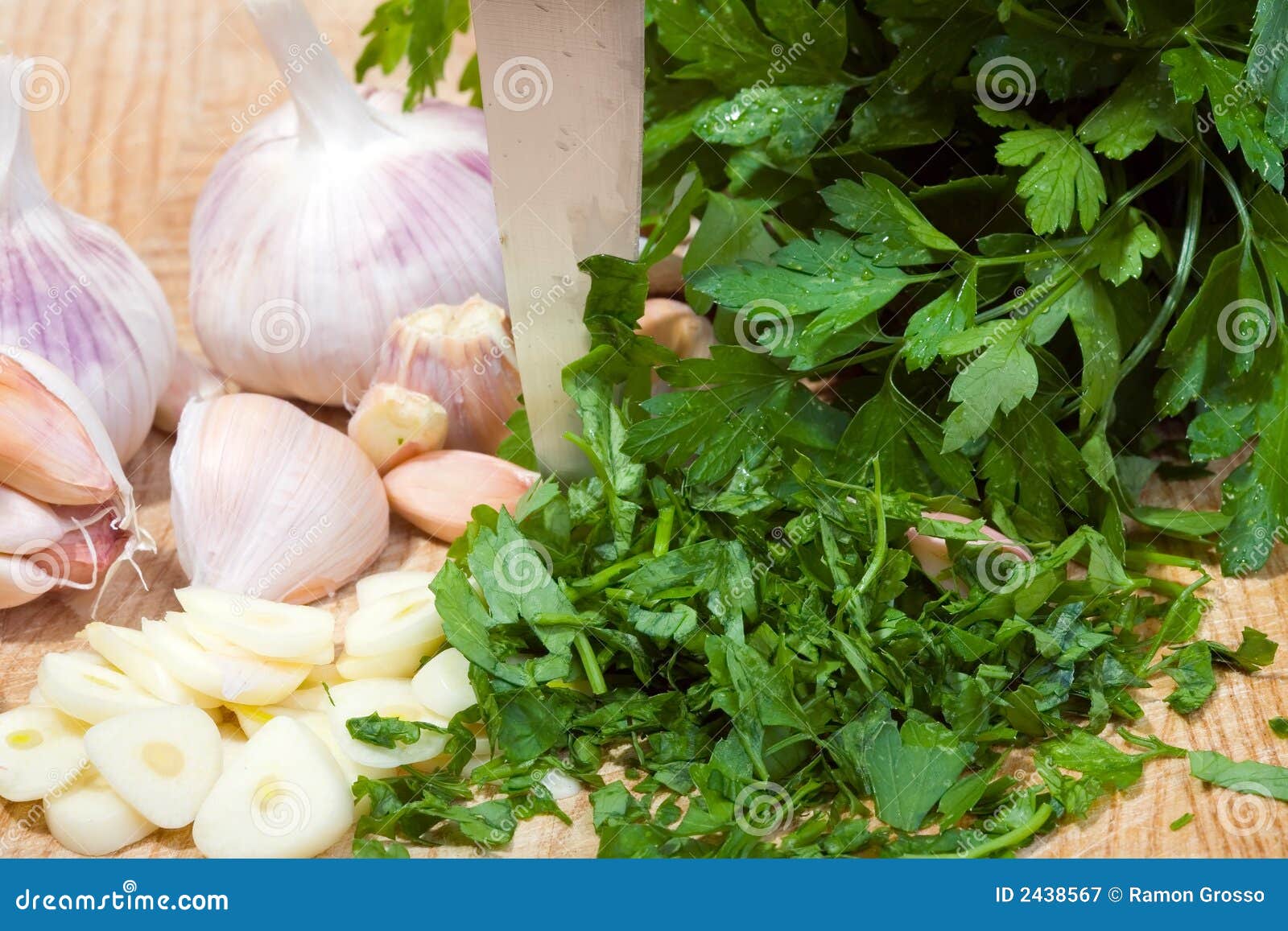 Persil et ail image stock. Image du régime, nutrition - 2438567