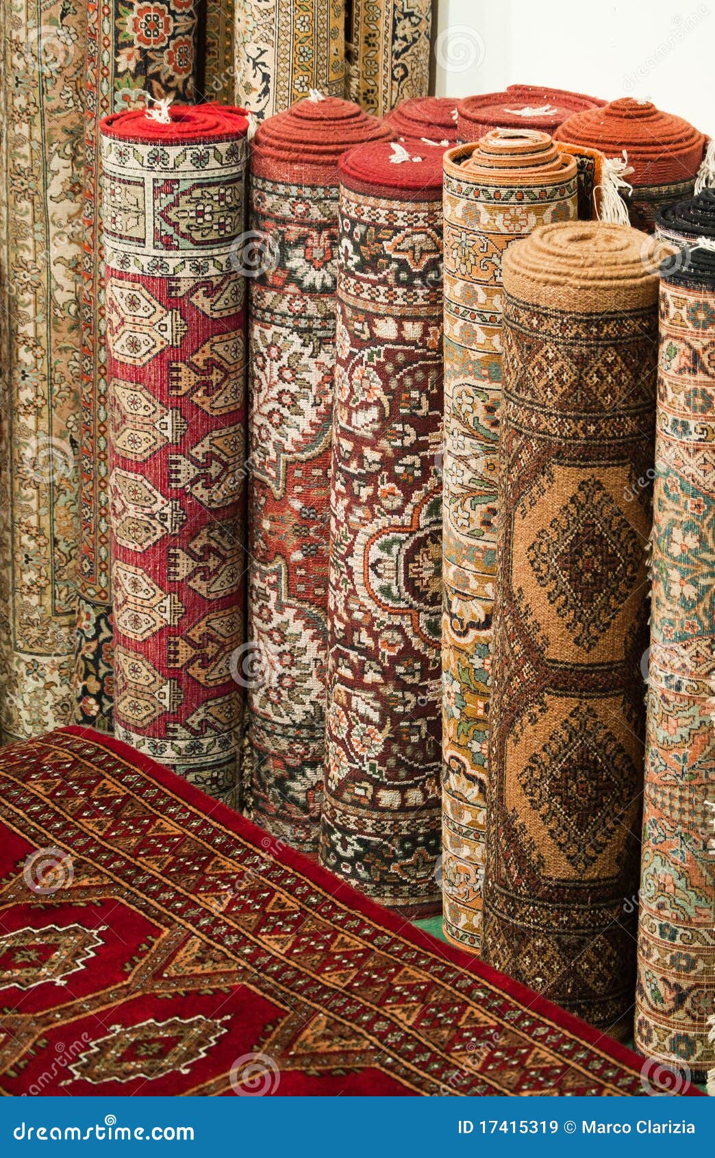 Persische Teppiche stockbild. Bild von orientalisch, gerollt - 17415319