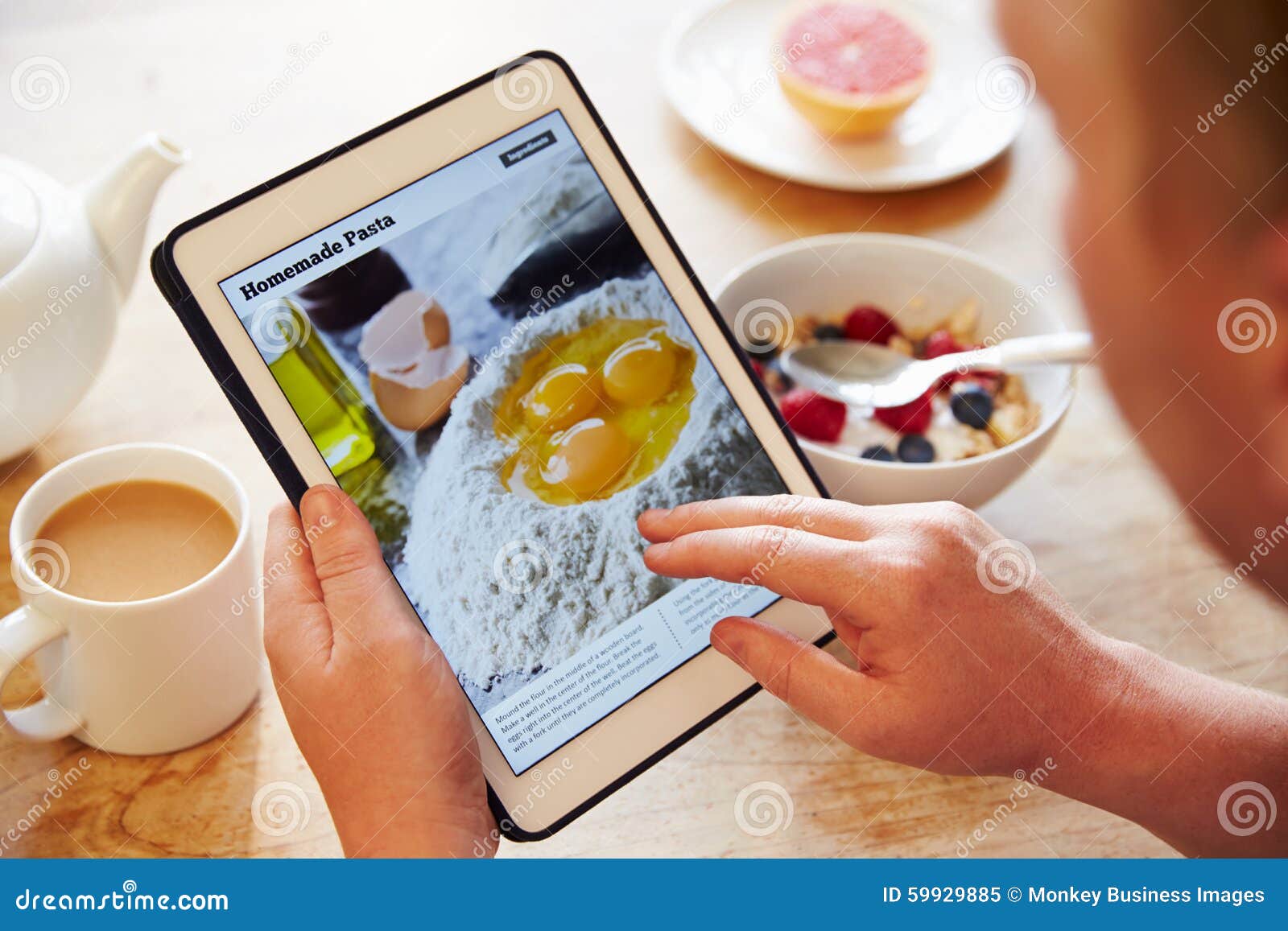 Person at Breakfast Looking at-Recept App Op Digitale Tablet Stock ...