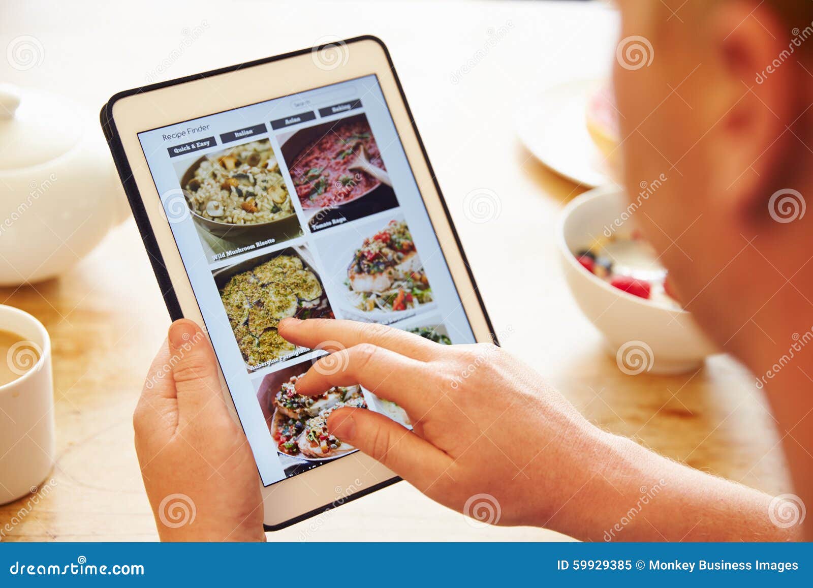 Person at Breakfast Looking at-Rezept-APP Auf Digital-Tablet Stockbild ...