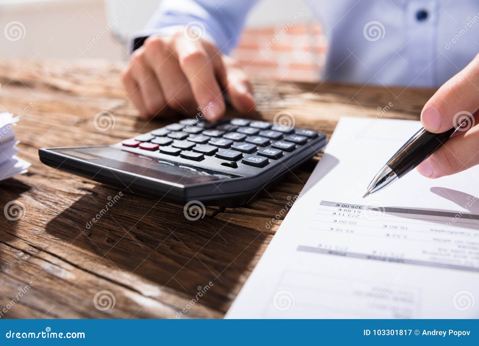 Person Calculating Finance Using Calculator Immagine Stock - Immagine ...