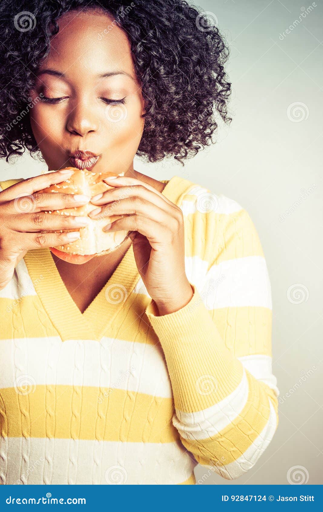 Person Eating Sandwich foto de stock. Imagem de boca - 92847124