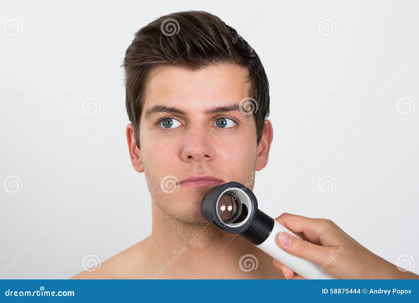 Person Examining Man Face with Dermatoscope Photo stock - Image du ...