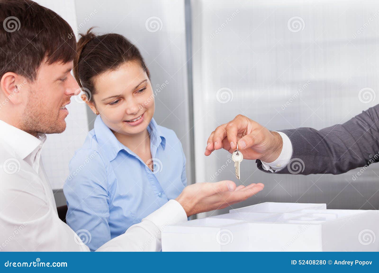 Person Giving Keys To Man stock foto. Image of investering - 52408280
