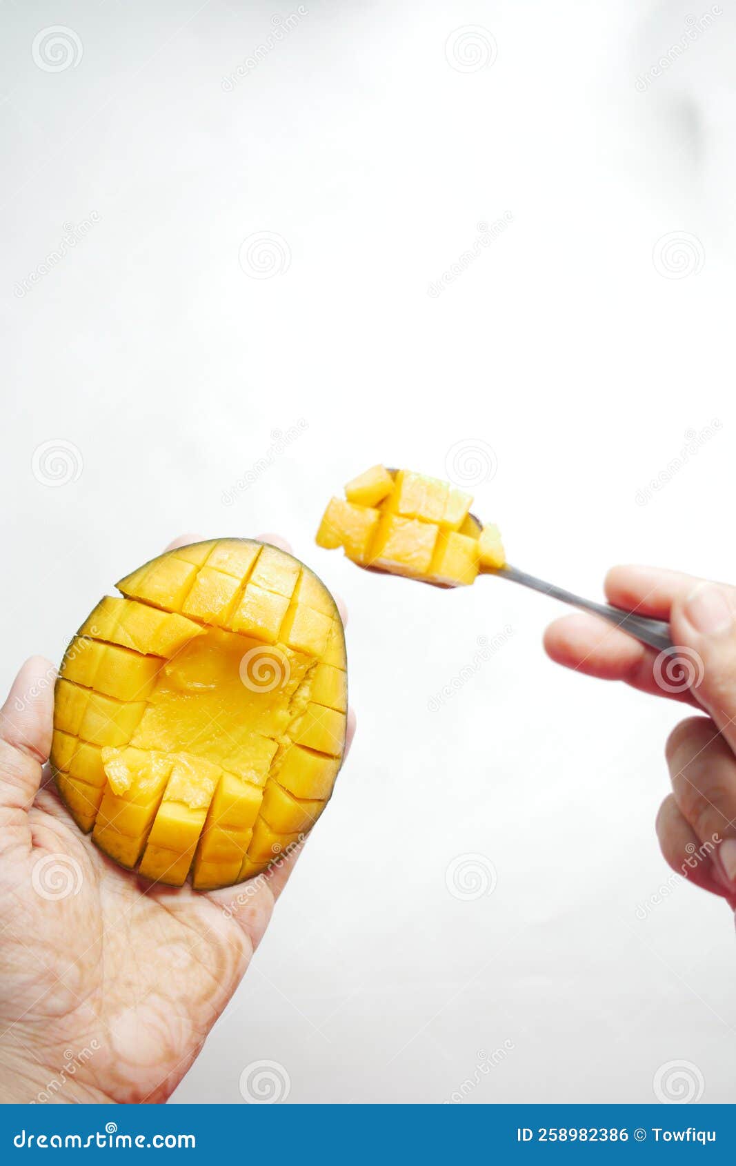 Person Hand Cutting a Mango with a Spoon Stock Photo - Image of ...