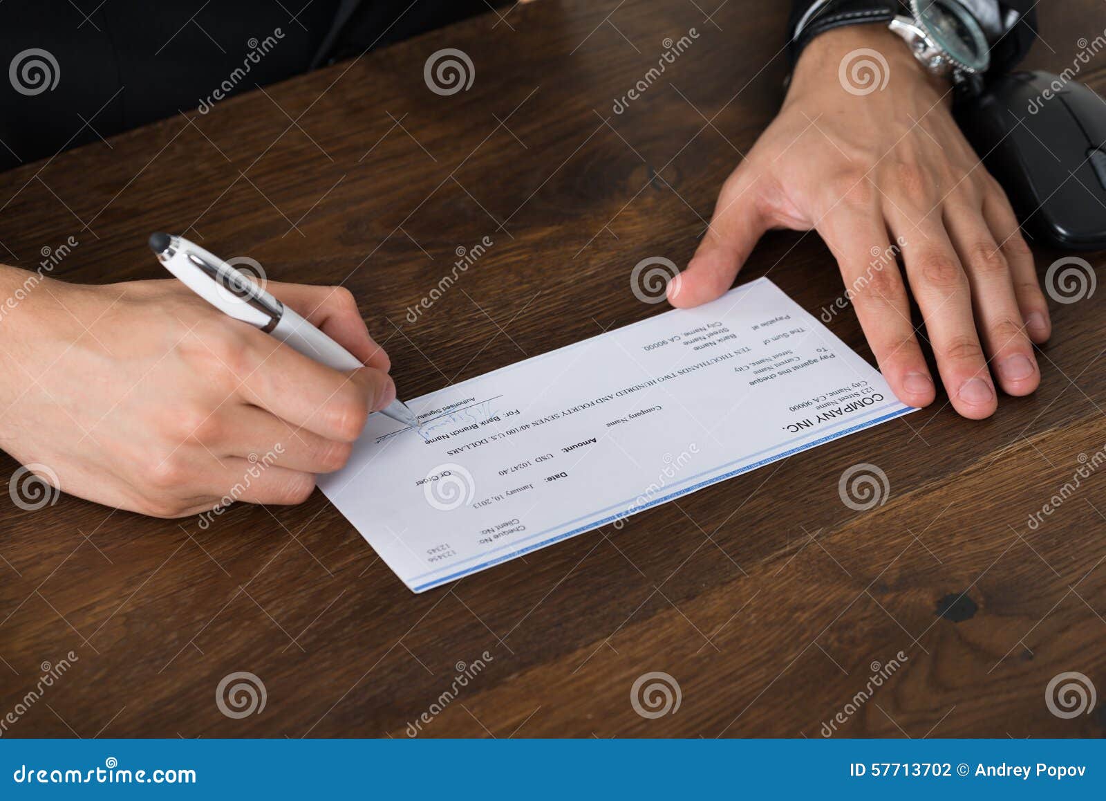 Person Hands Signing Cheque Stockfoto - Bild von handel, feder: 57713702