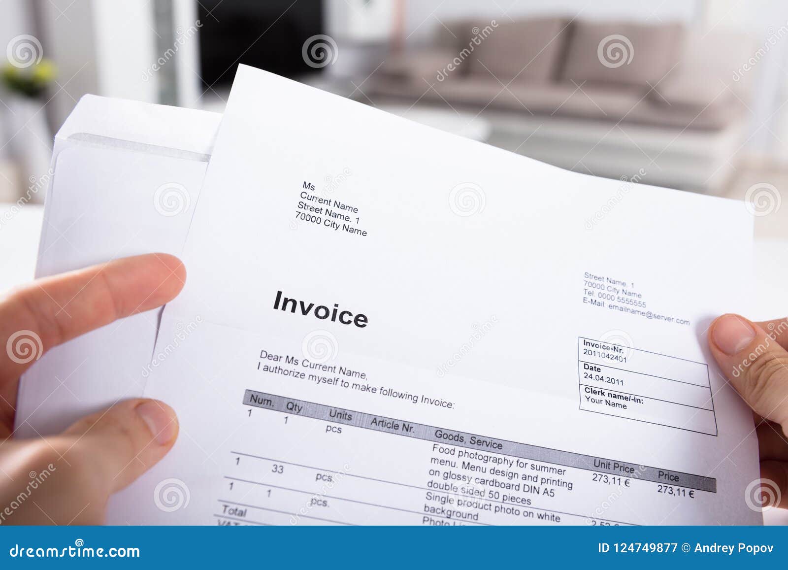 Person Holding Invoice imagen de archivo. Imagen de finanzas - 124749877