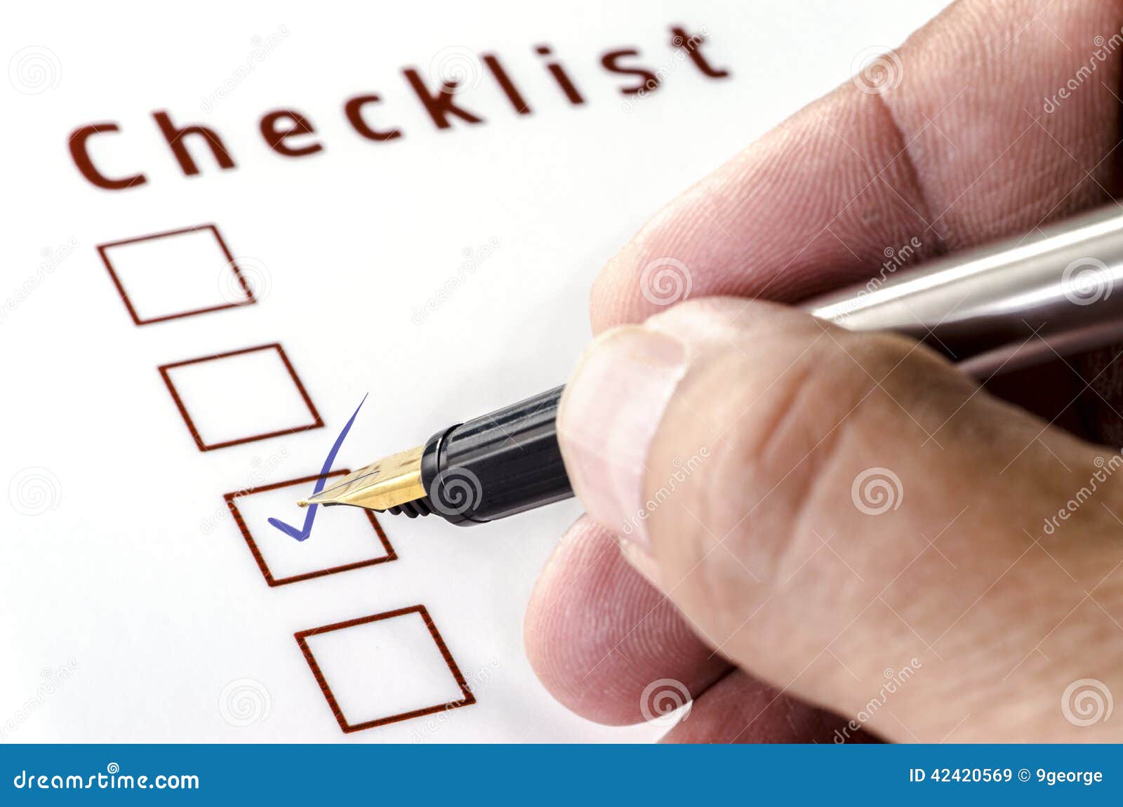 Person Marking En Un Checkbox En El Libro Blanco Imagen de archivo ...