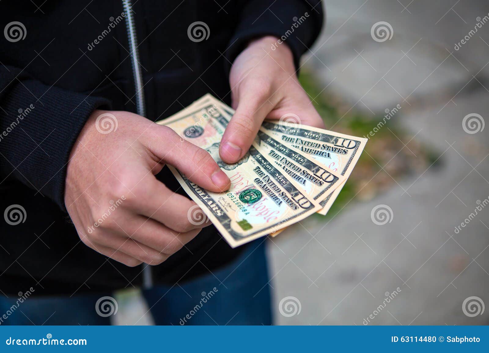 Person mit dem Geld stockfoto. Bild von glied, zählimpuls - 63114480