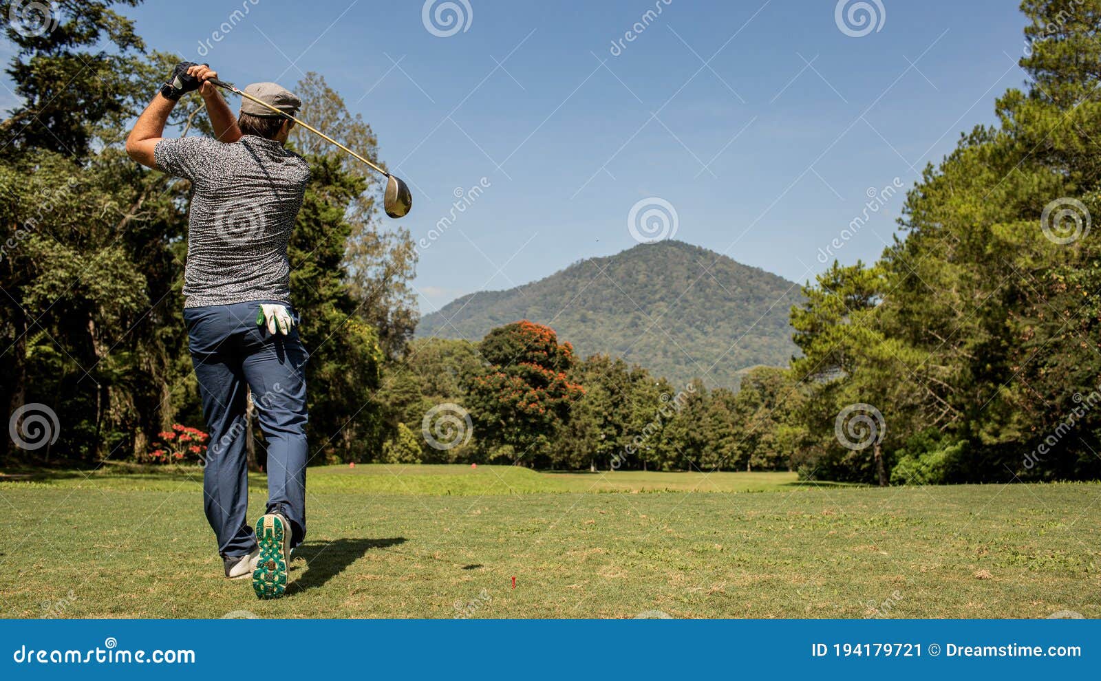 A person playing golf. editorial photo. Image of background - 194179721