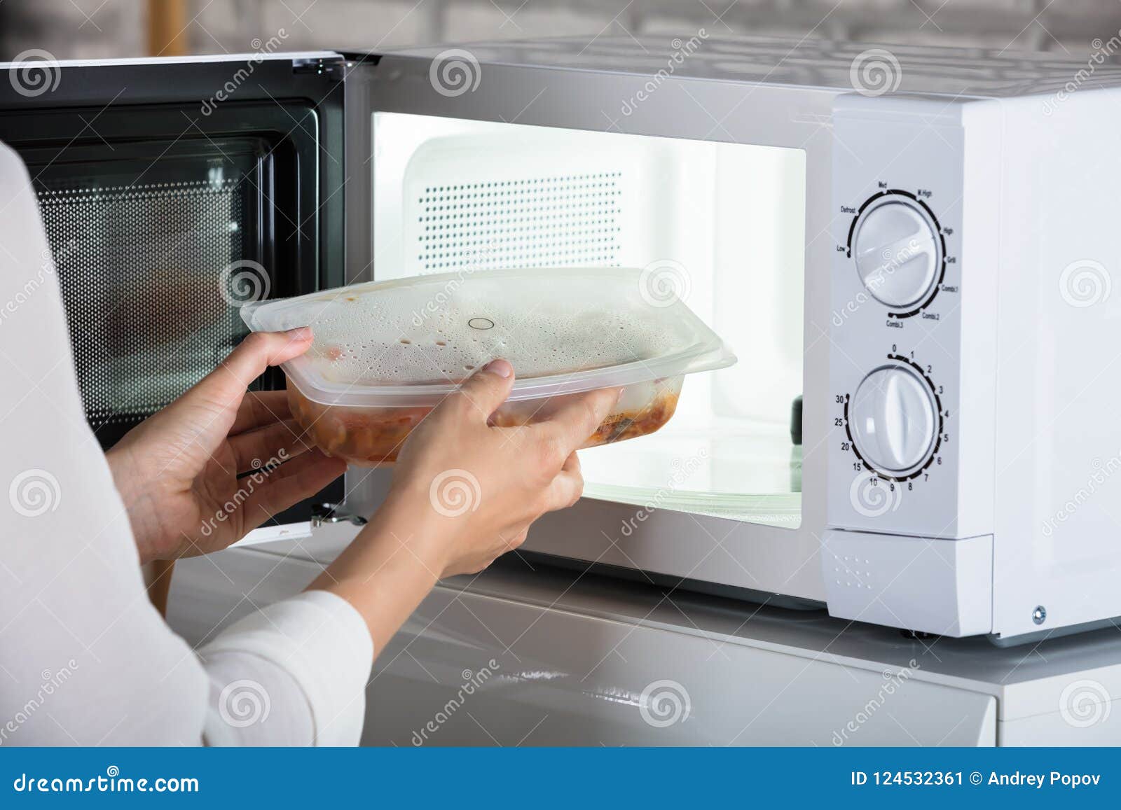 Person Removing Prepared Food Image stock - Image du caucasien ...