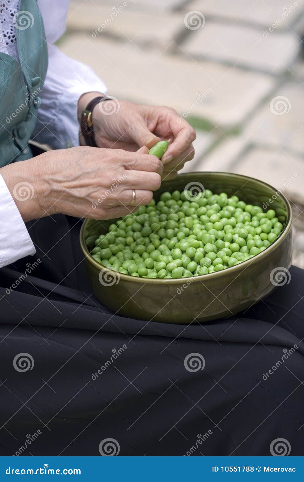 Person Shelling Green Beans Stock Photo - Image of ripened, bowl: 10551788
