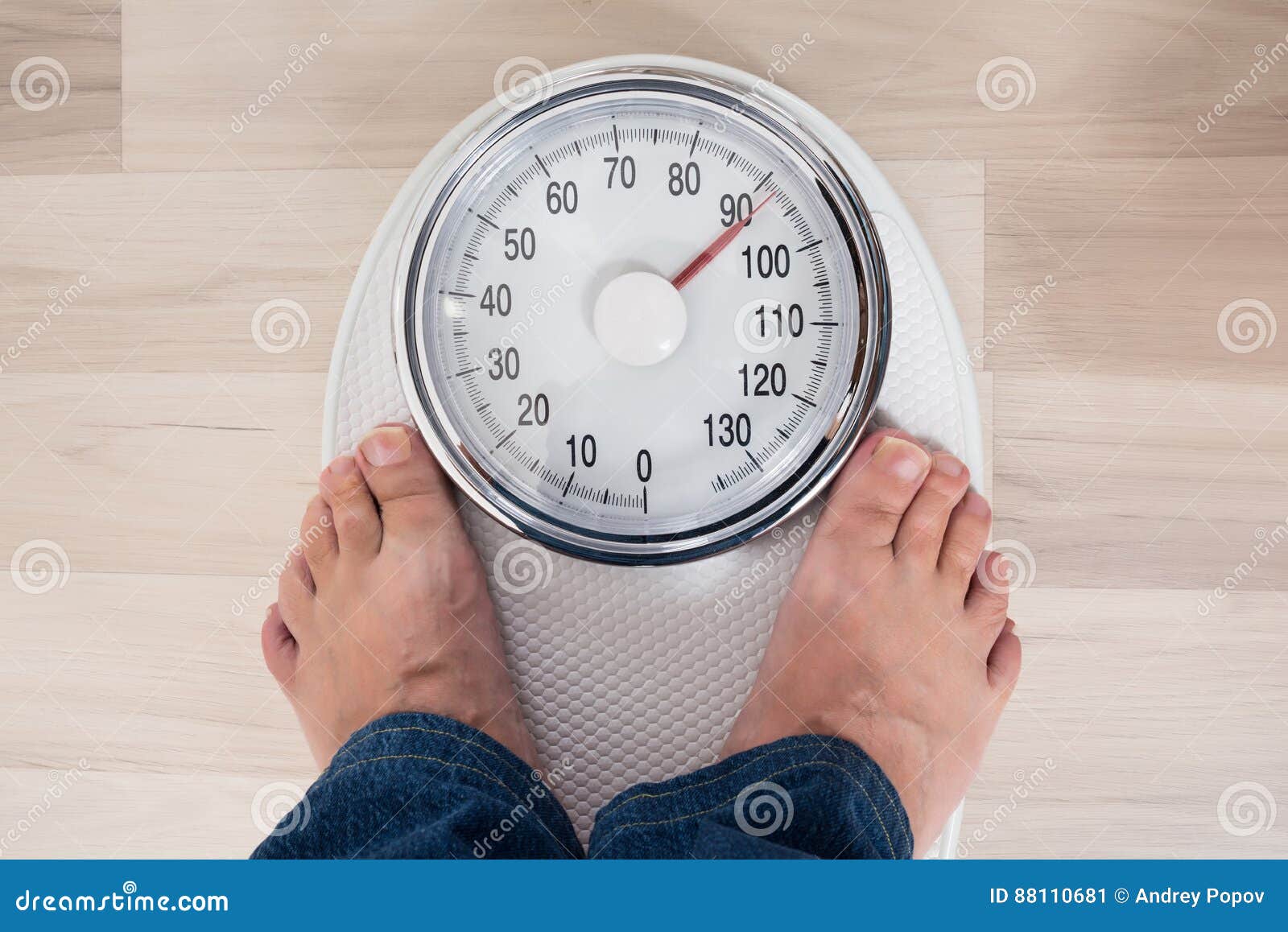 Person Standing on Weighing Scale Imagen de archivo - Imagen de objeto ...