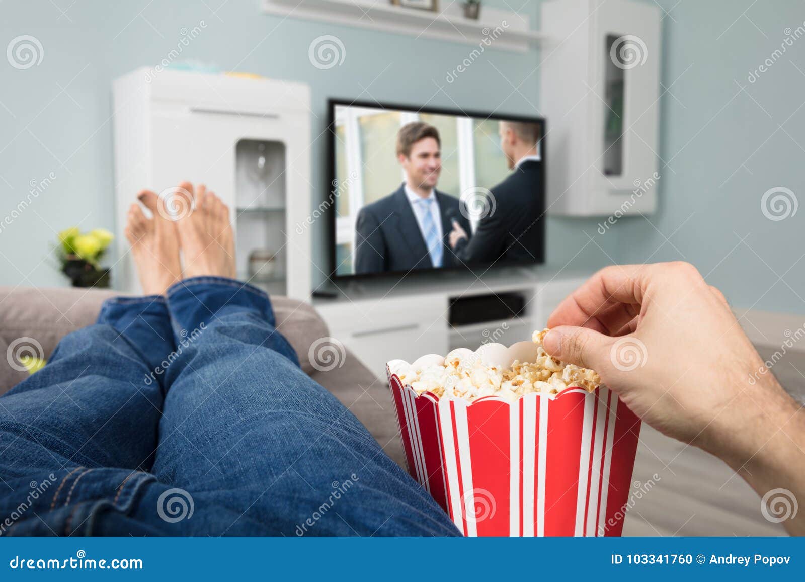 Person Watching Movie while Eating-Popcorn Stockfoto - Bild von glas ...