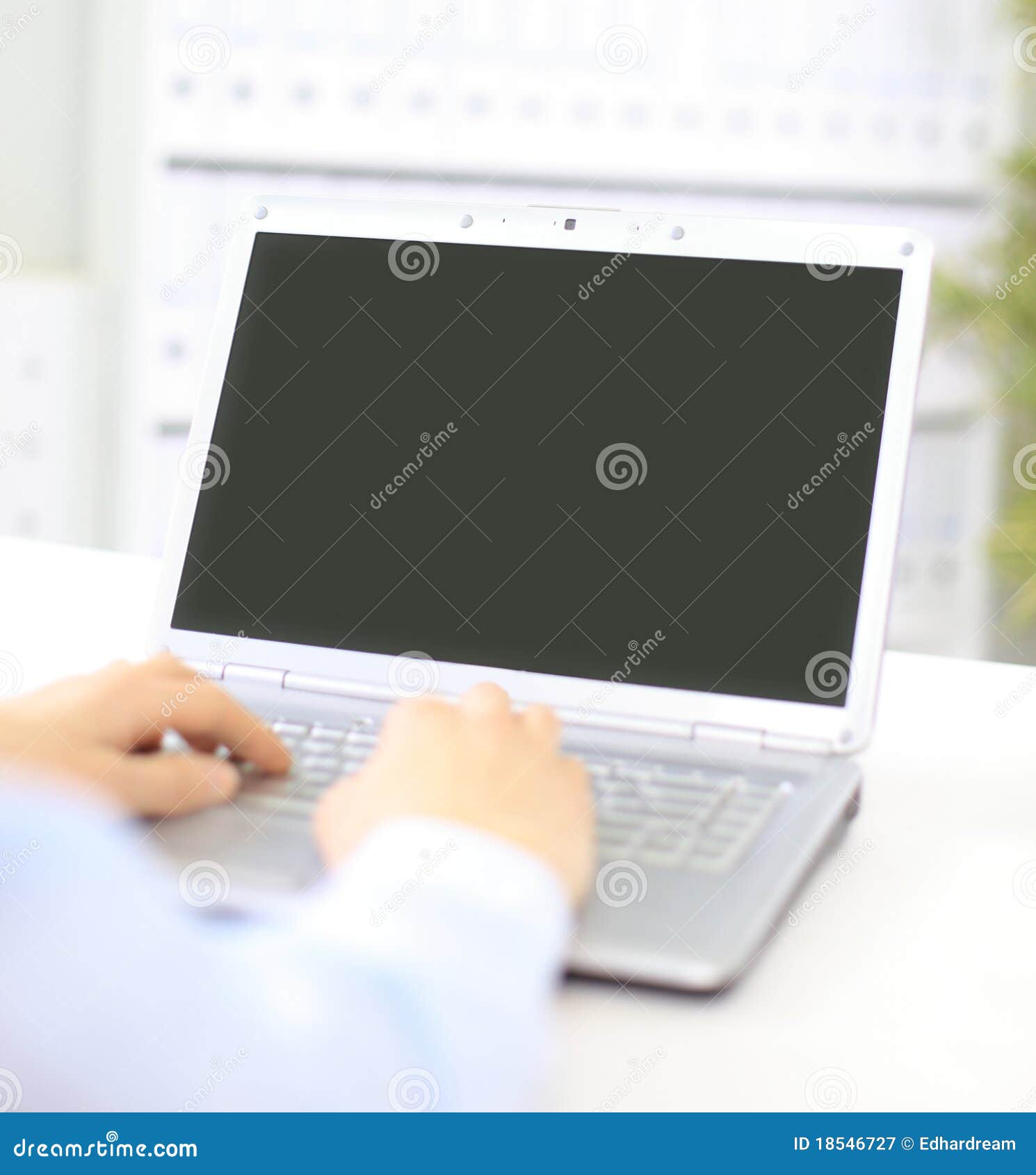 Persona Che Digita Su Un Computer Portatile Moderno Immagine Stock ...