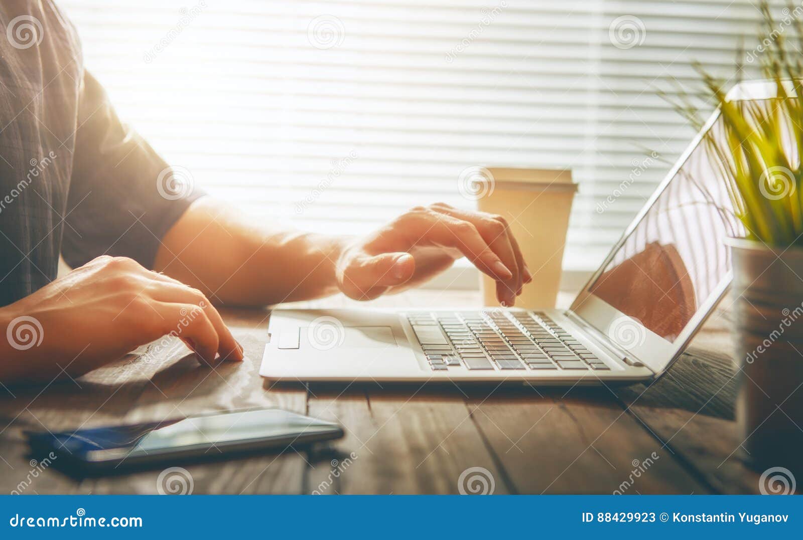 Persona Che Guarda Al Computer Portatile Immagine Stock - Immagine di ...