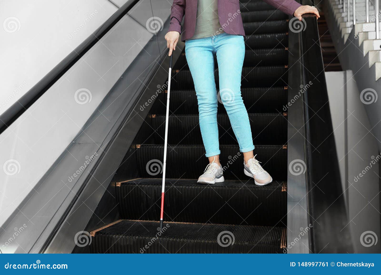 Persona Cieca Con La Canna Lunga Sulla Scala Mobile Immagine Stock ...